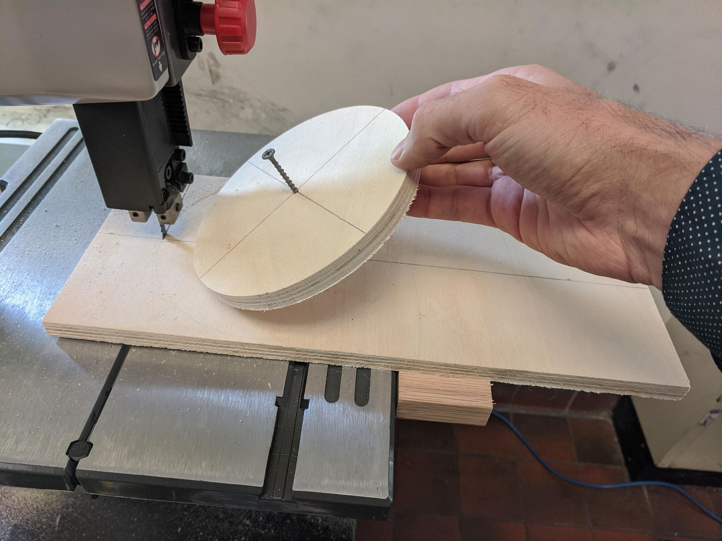 Bandsaw Circle-Cutting Jig (Super Quick and Rough) : 6 Steps (with ...