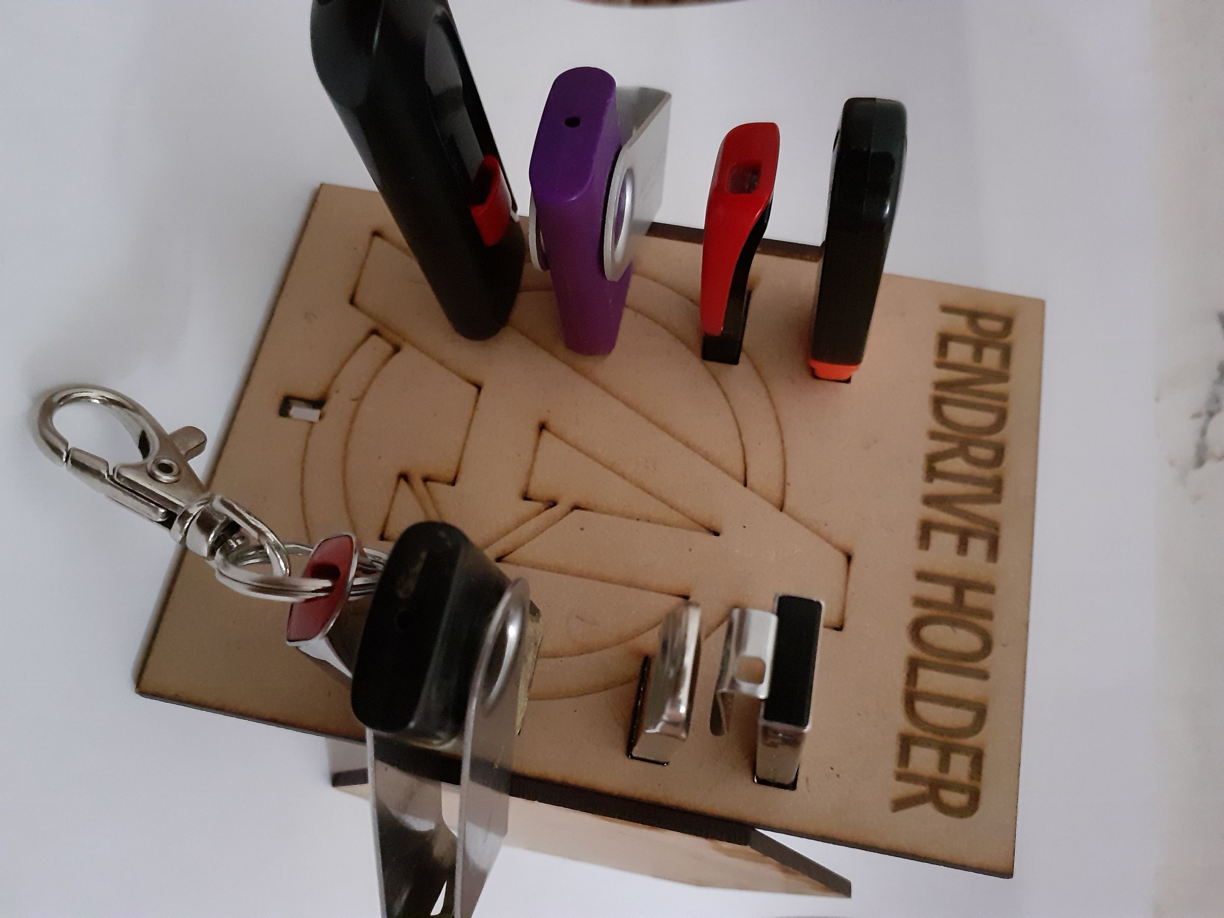 AVENGER PENDRIVE DESKTOP HOLDER : 3 Steps - Instructables