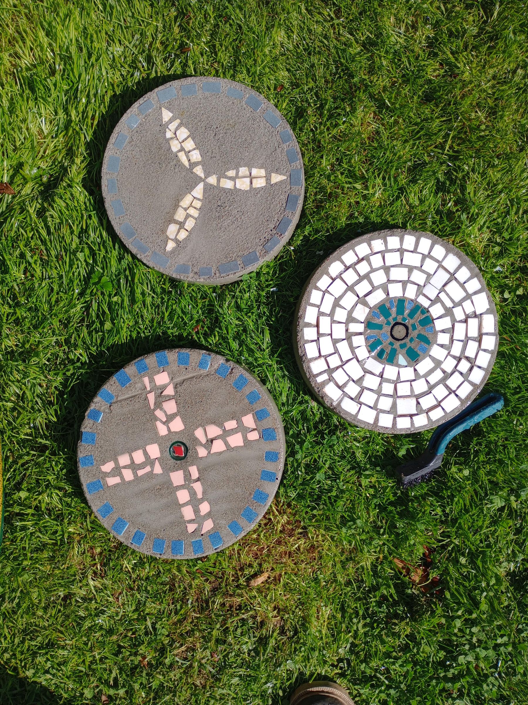 Concrete Stepping Stones With Tile Mosaic : 6 Steps (with Pictures ...