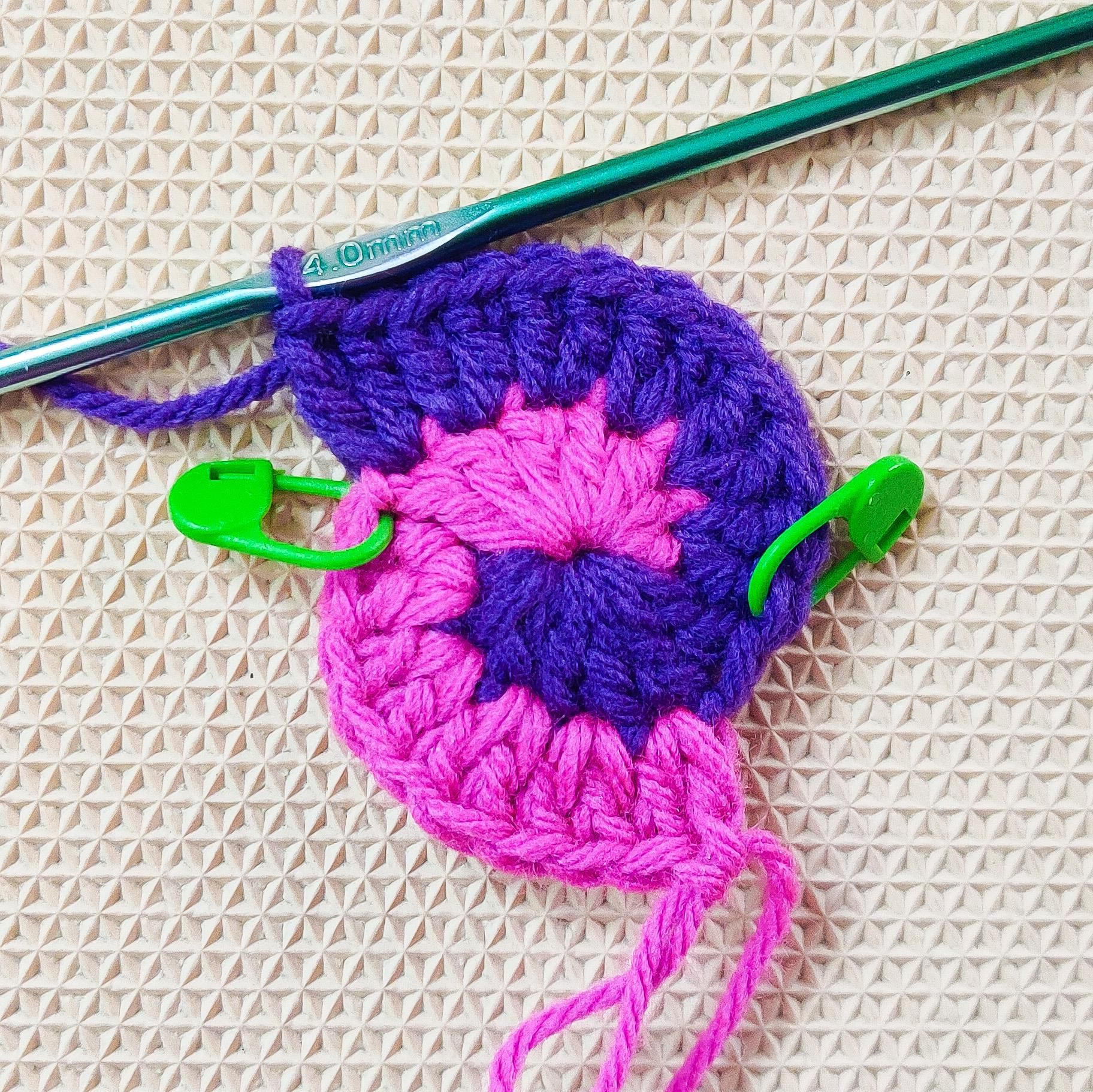 How to Make a Solid Two Color Spiral Crochet Circle : 8 Steps (with ...