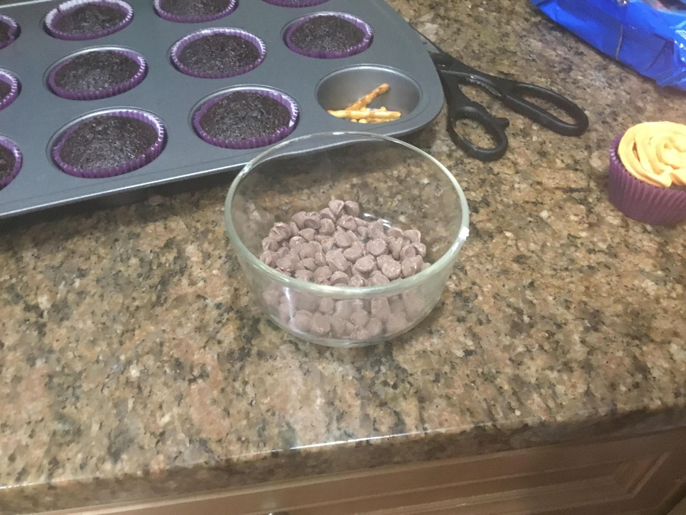 Easy Halloween Themed Chocolate Chip Cupcakes With Edible Spider : 6 ...