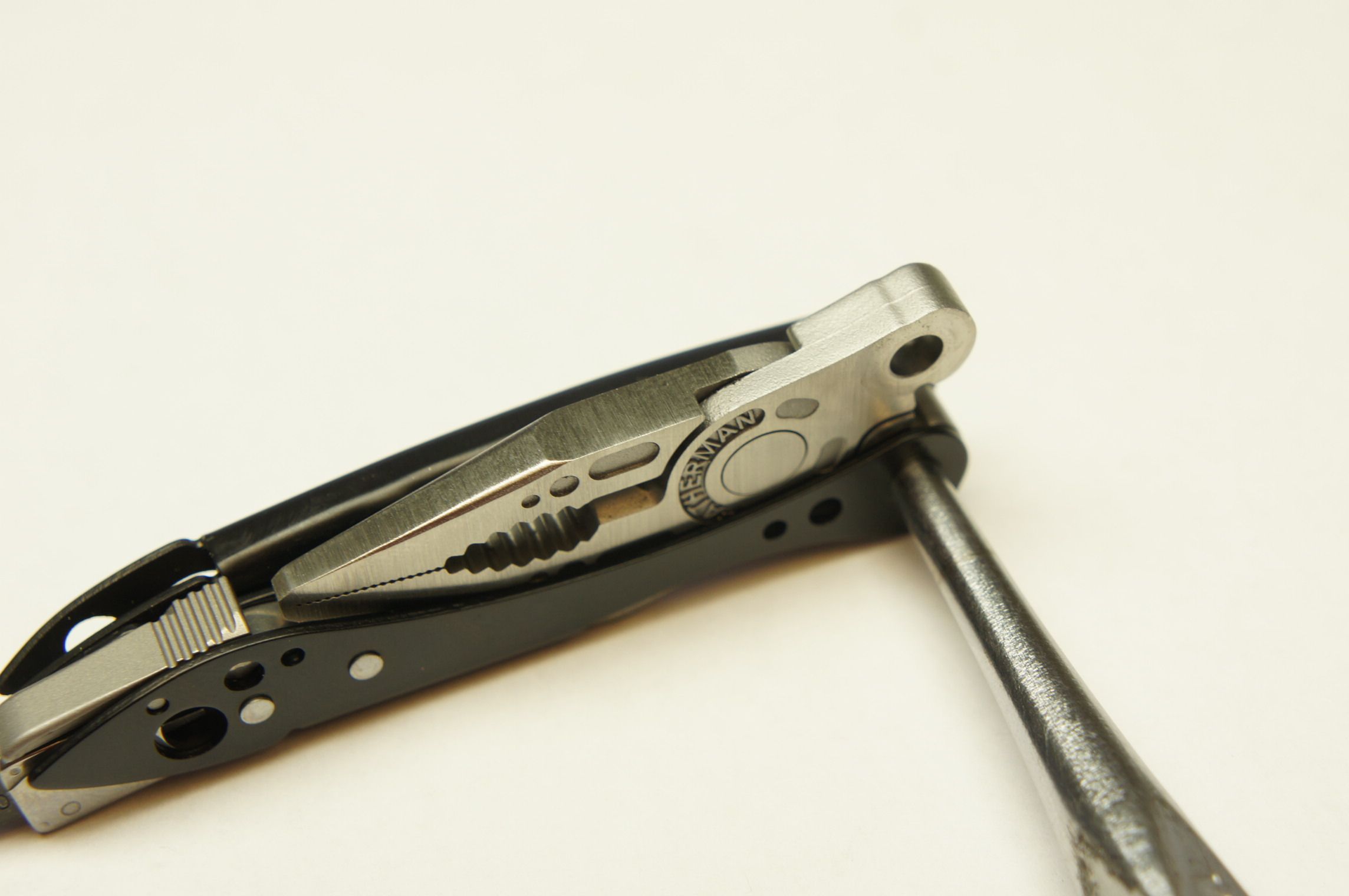 How to Take Apart and Reassemble a Leatherman Skeletool Multi-tool : 9 ...