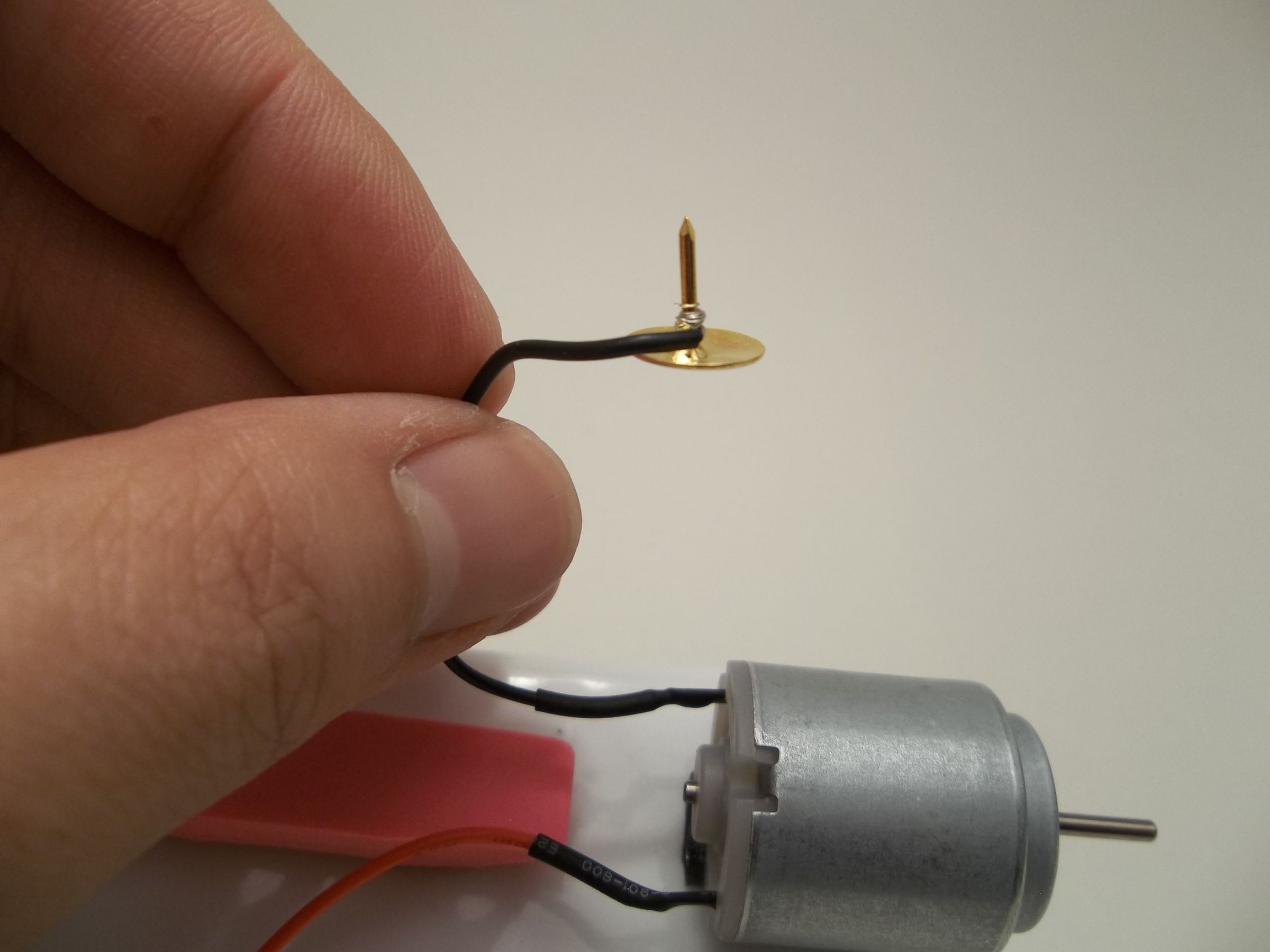 A Simple and Cheap No-Solder Bristlebot! : 9 Steps - Instructables