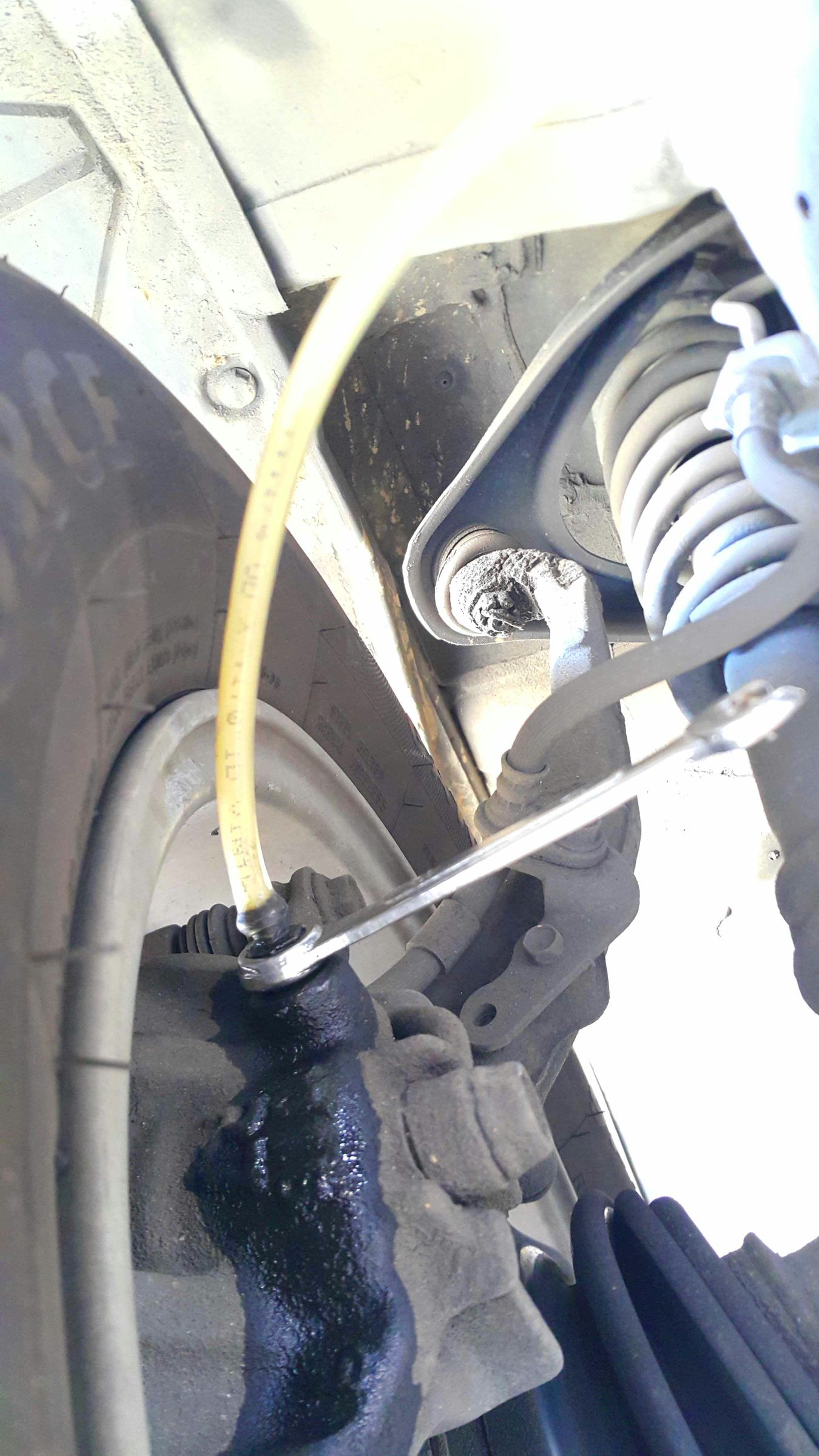 Vacuum Bleeding the Brake Lines - Honda Civic 1999. : 6 Steps (with ...