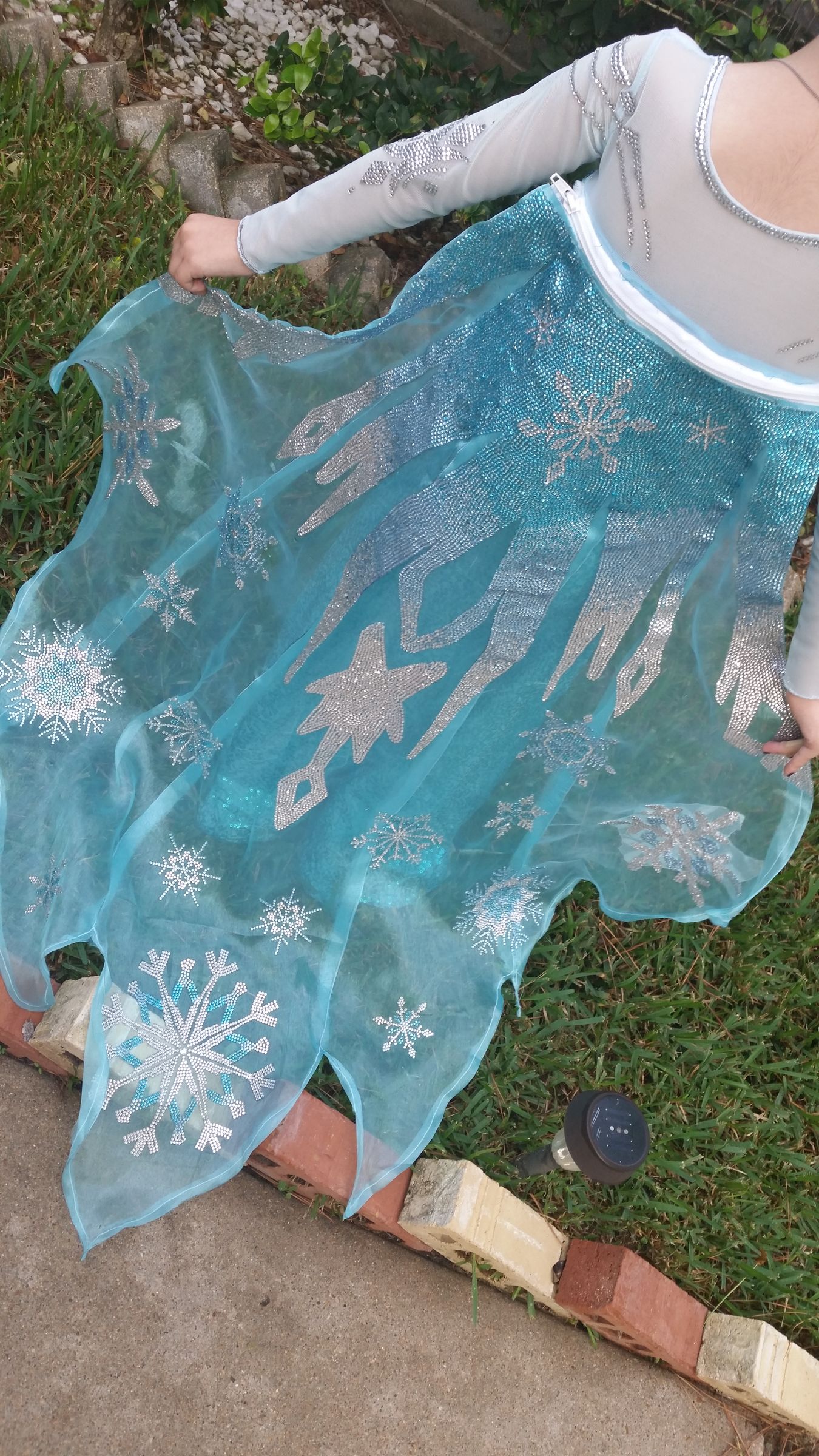 Elsa Detachable Cape : 6 Steps (with Pictures) - Instructables