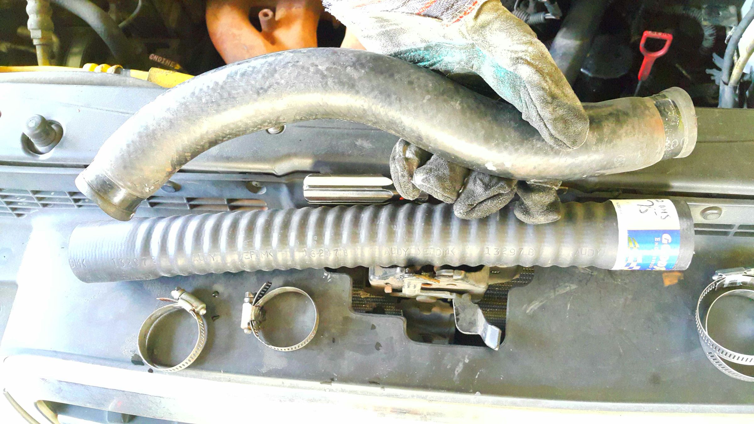 Replacing an Upper Radiator Hose (Hyundai Trajet) : 3 Steps - Instructables