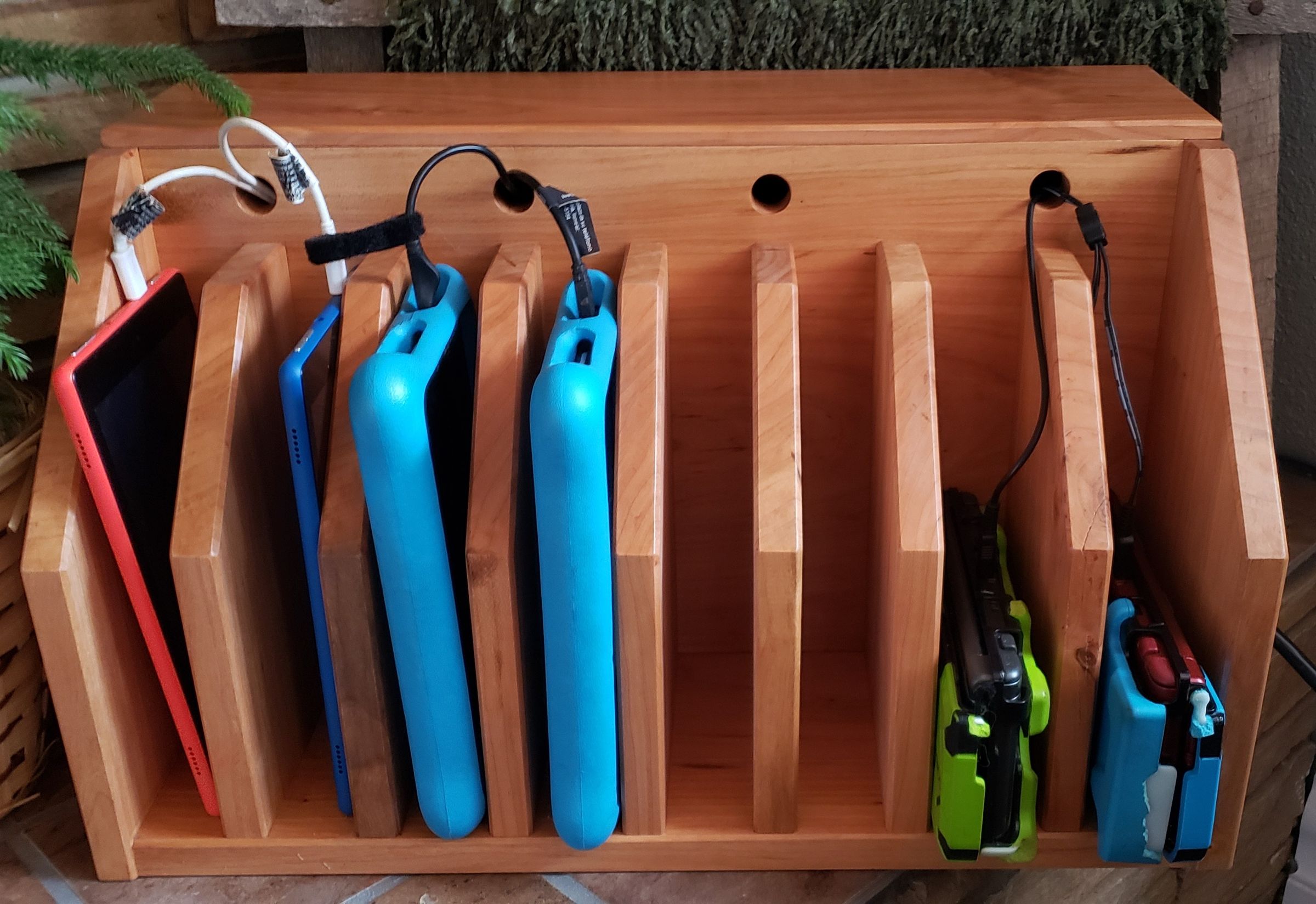 Tablet Organizer/Charging Station : 11 Steps (with Pictures ...