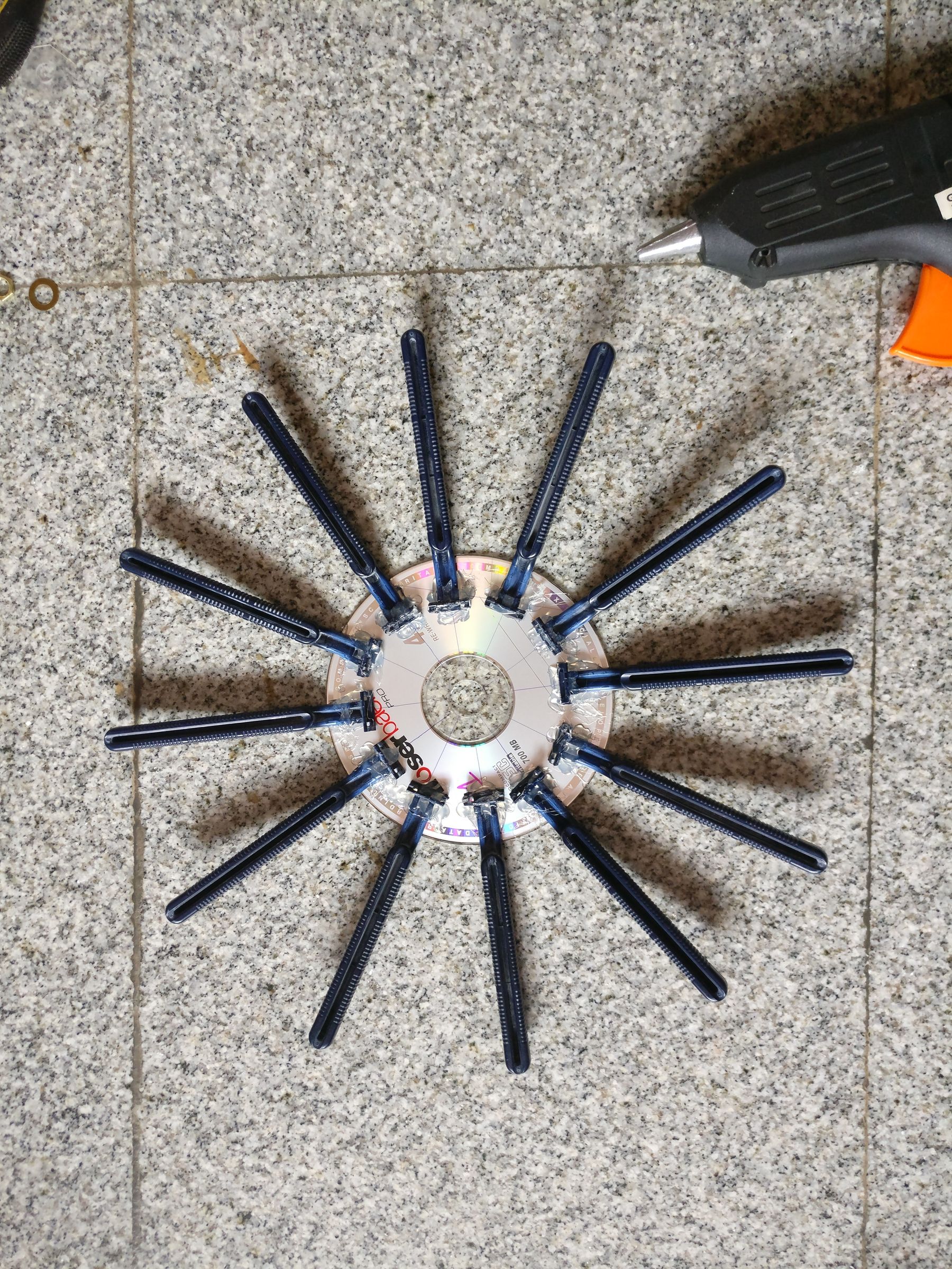 Recycled Razor Blades Clock : 3 Steps (with Pictures) - Instructables