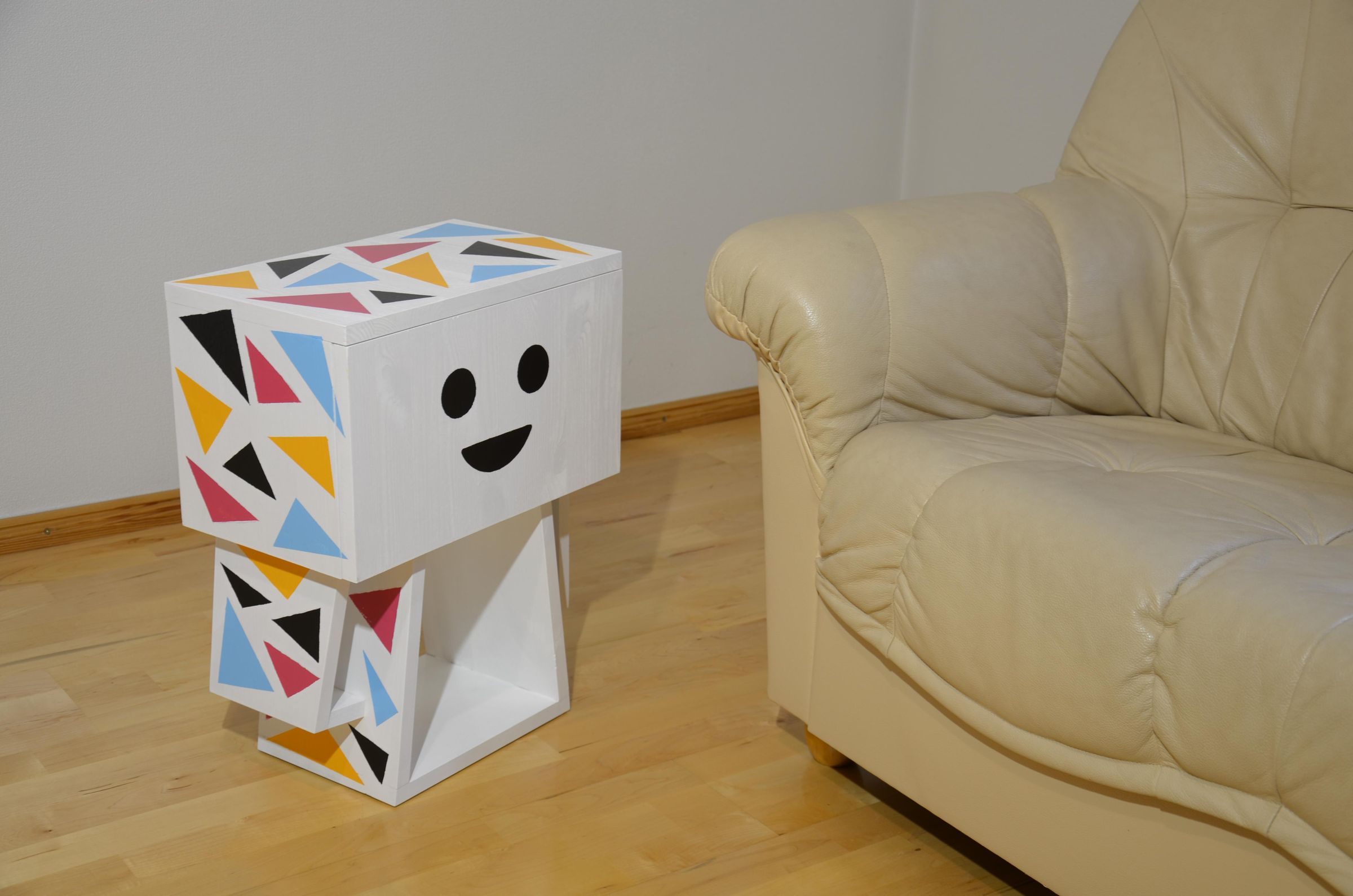 Cardboard Box Woman - a Side Table Inspired by Danbo Photos : 4 Steps ...