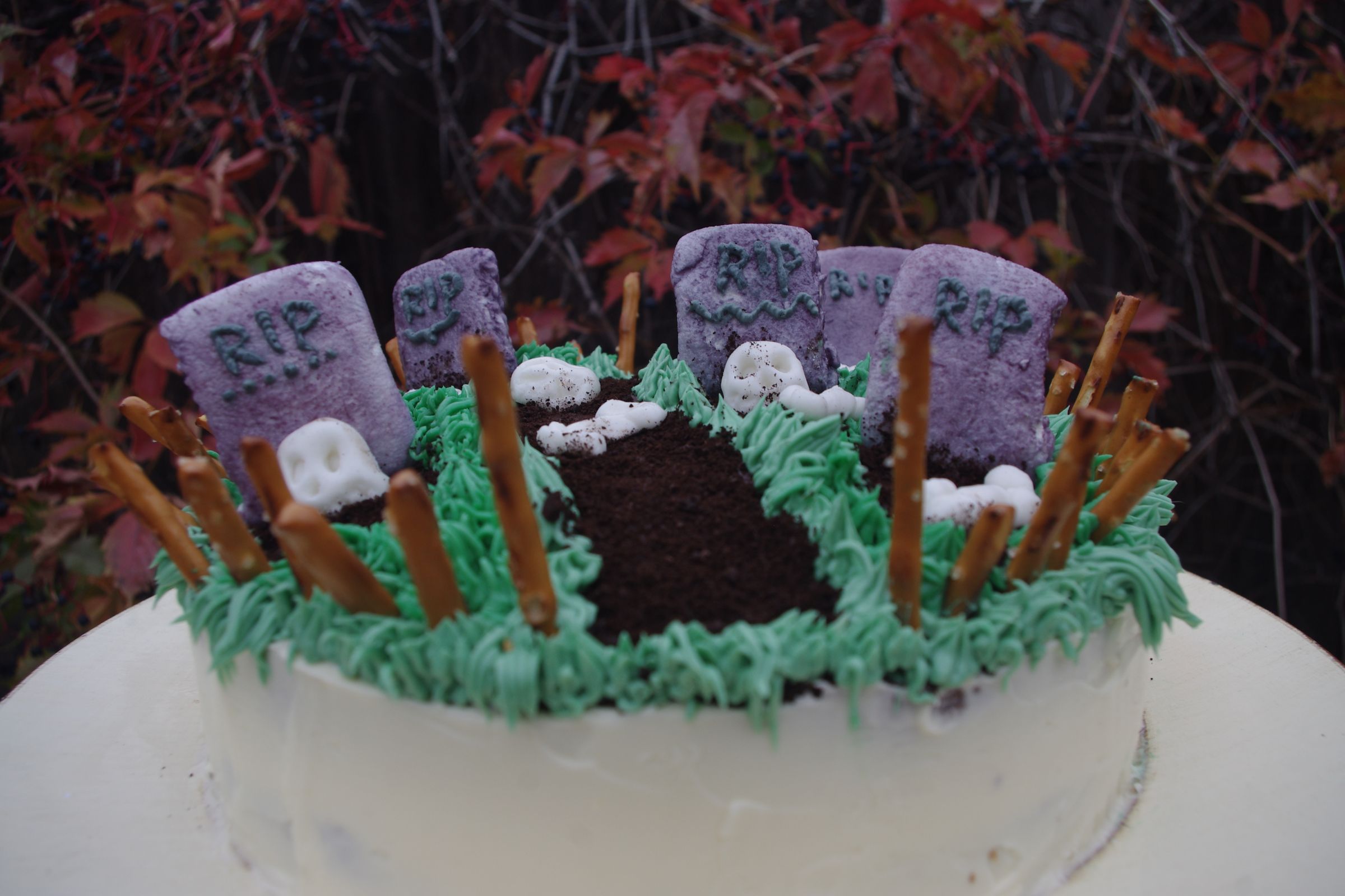 Haunted Cemetery Cake : 10 Steps - Instructables