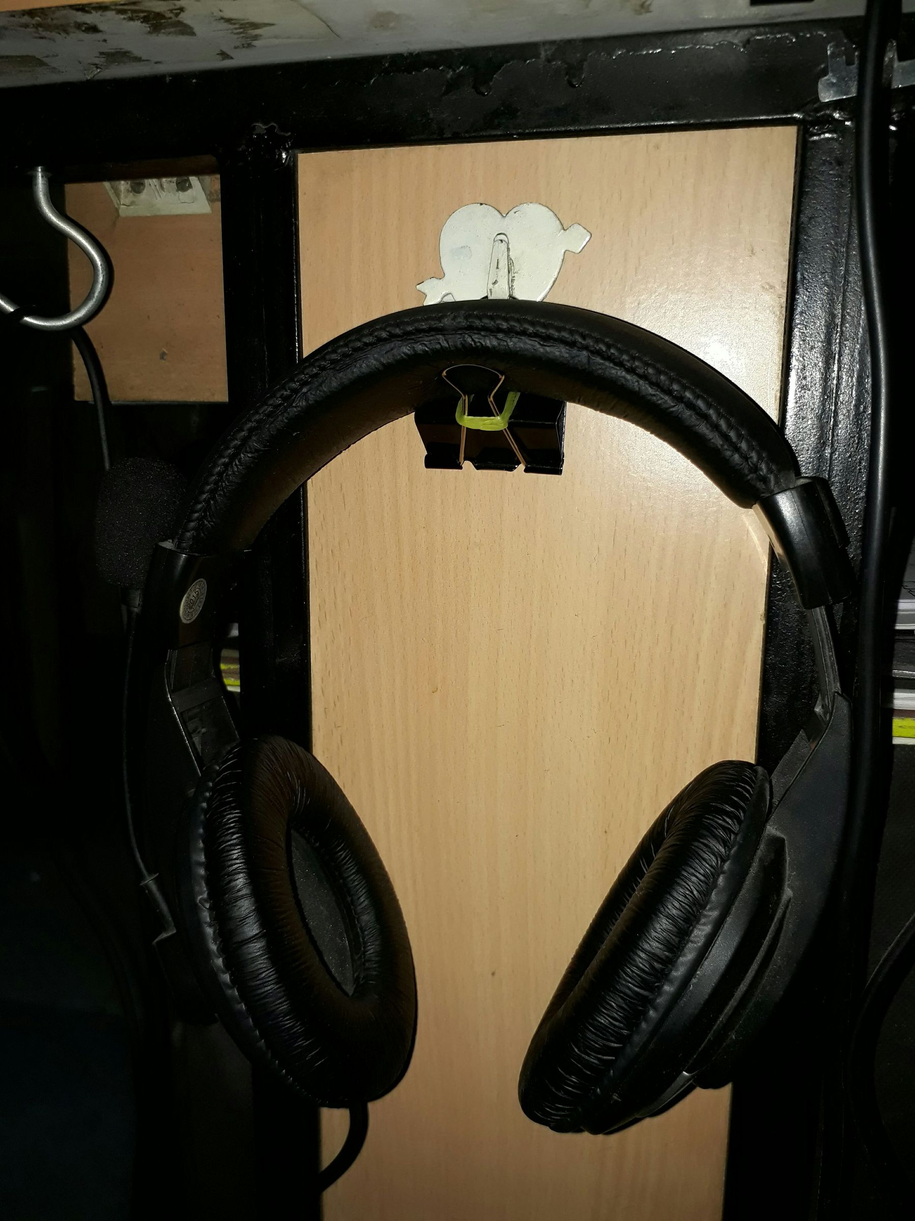 Headphone Hanger : 7 Steps - Instructables