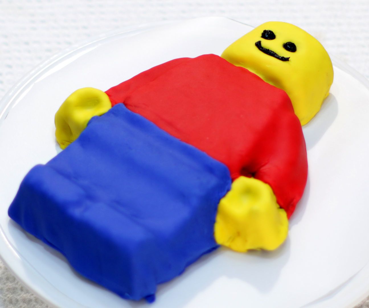 Make a Lego Man Cake : 13 Steps (with Pictures) - Instructables