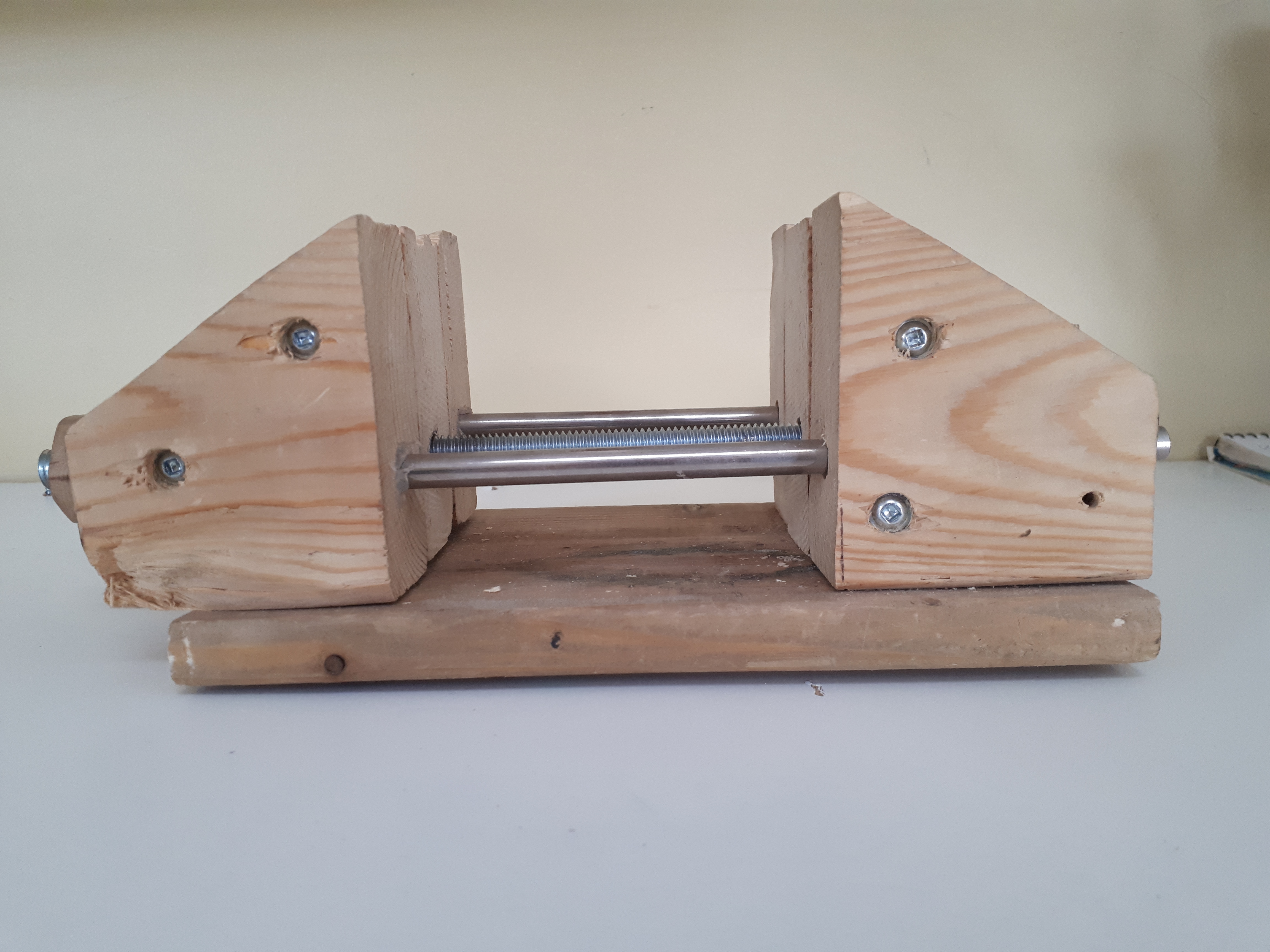 Simple Vise for Beginners (Minimal Tools) : 9 Steps - Instructables