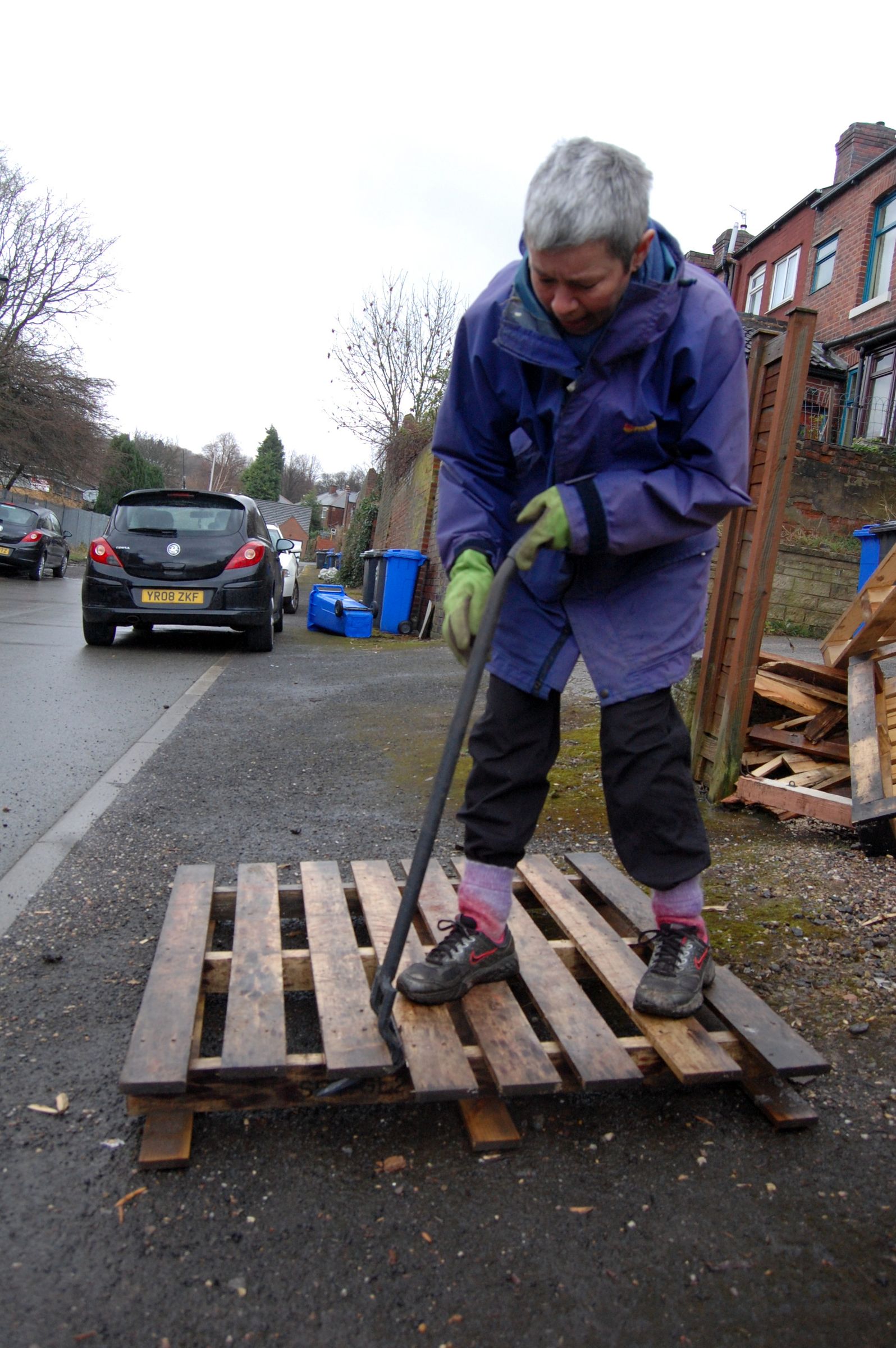 Build a Raised Bed Out of Pallets : 11 Steps (with Pictures ...