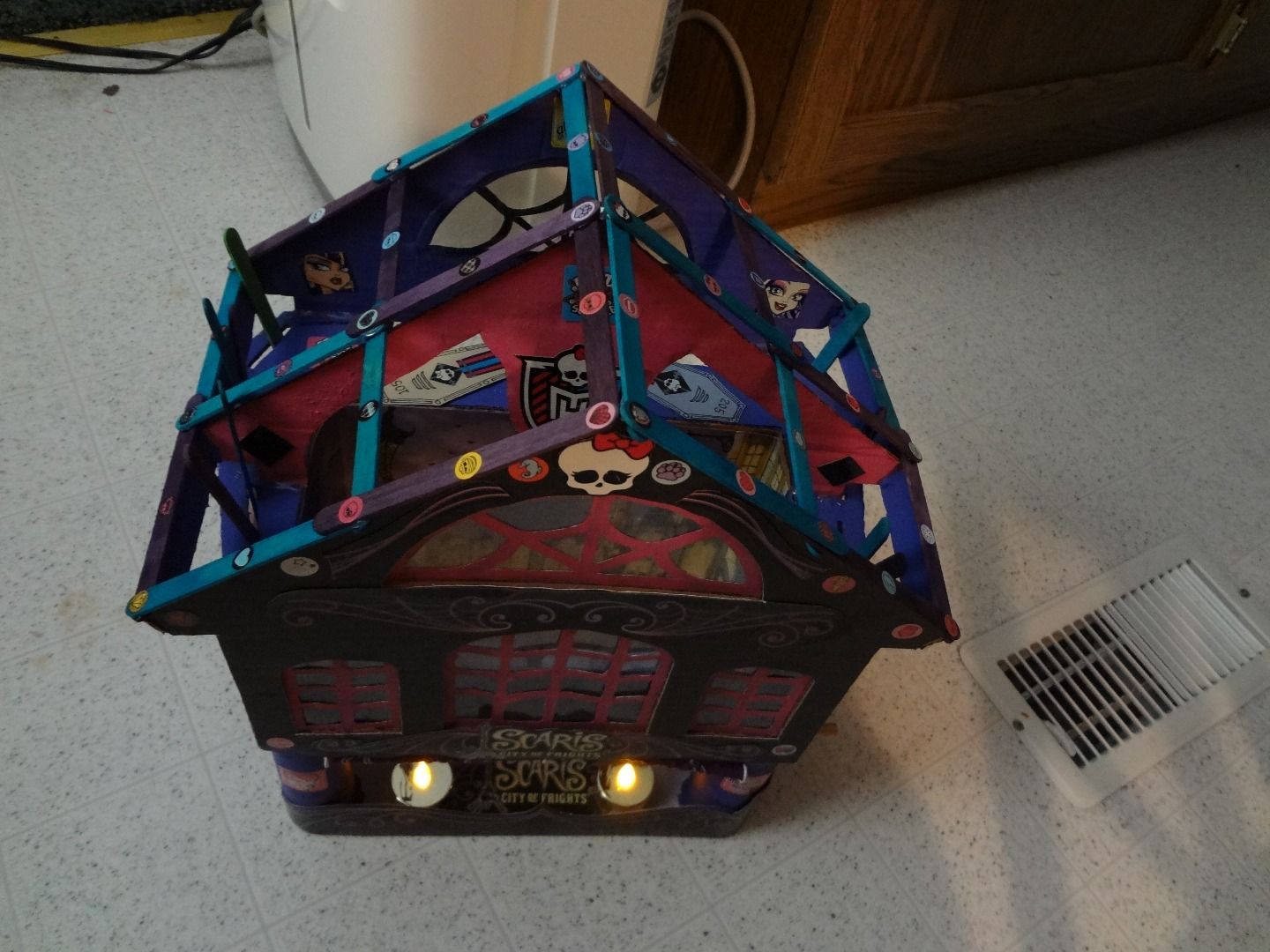 Monster High Puppet Theater. : 3 Steps - Instructables