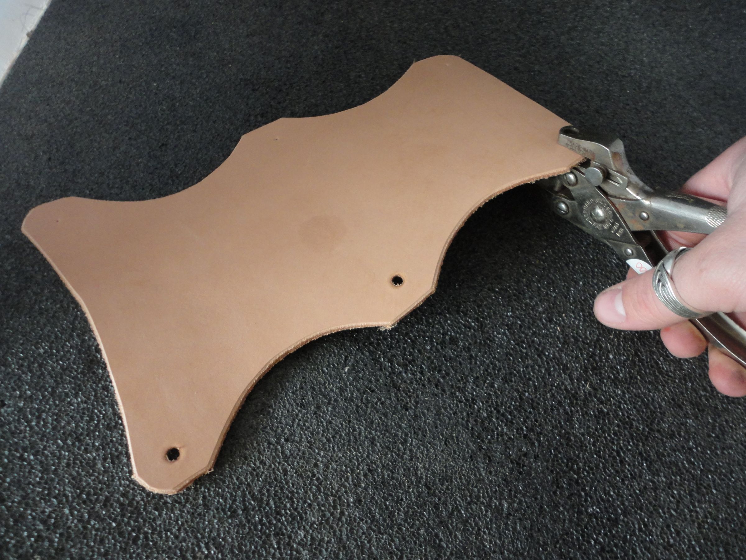 Assassin's Creed Hidden Blade - Functional Prop!! : 13 Steps (with ...