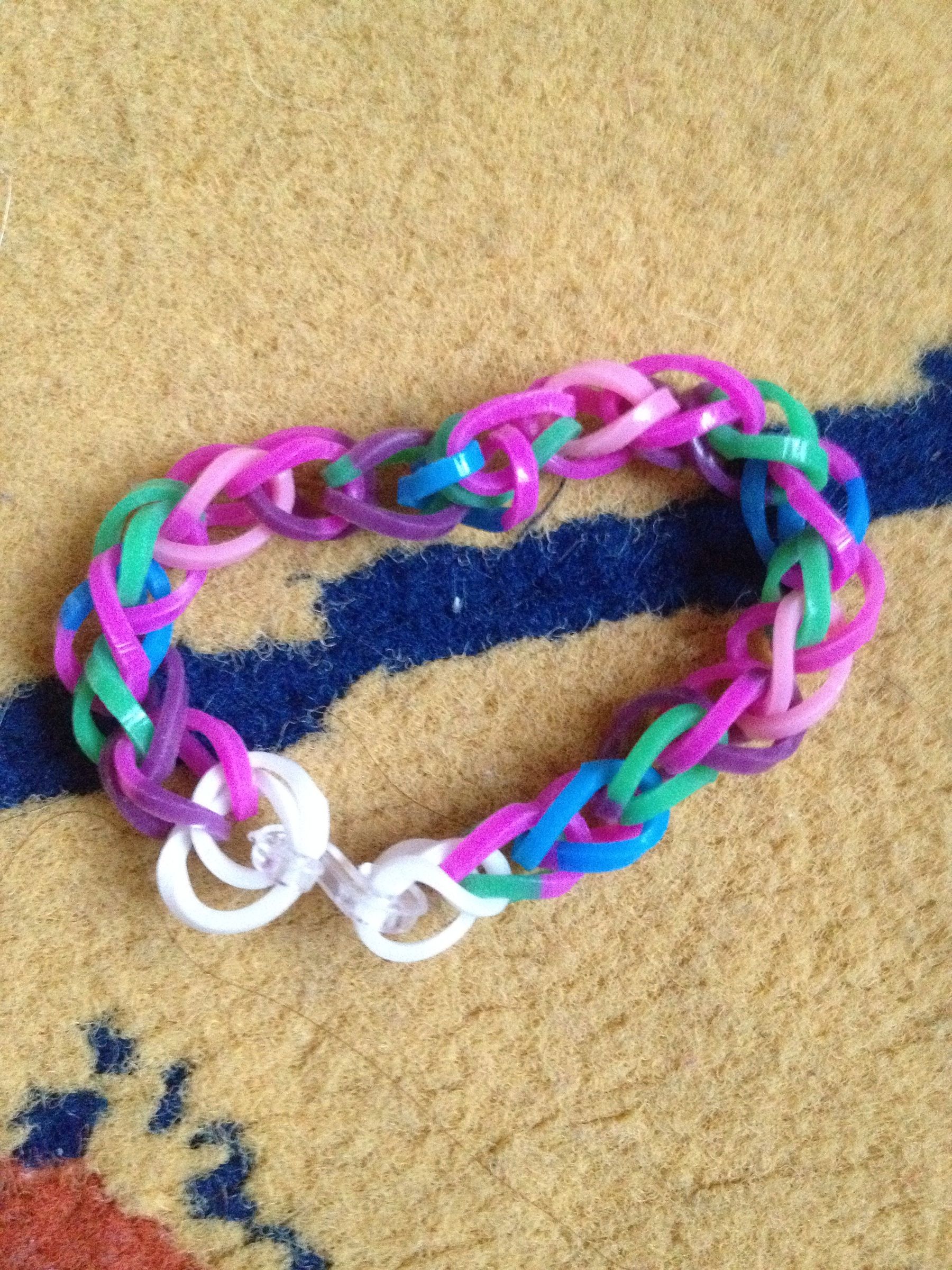 Rainbow Loom Single Chain With the Tool : 7 Steps - Instructables