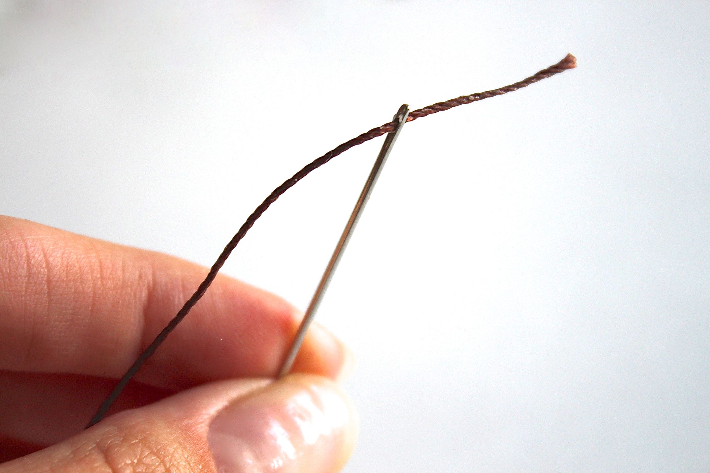 How to Thread a Leather Needle : 5 Steps (with Pictures) - Instructables