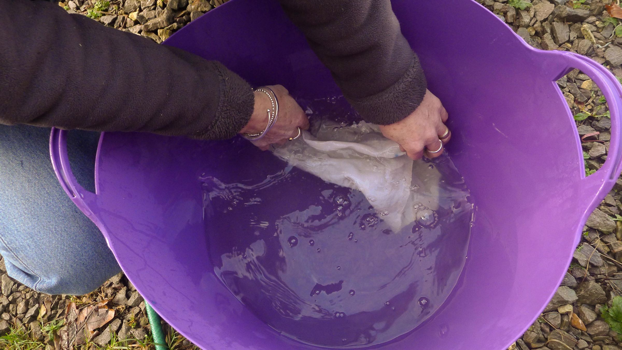Understanding the Indigo Dyeing Process : 12 Steps (with Pictures ...