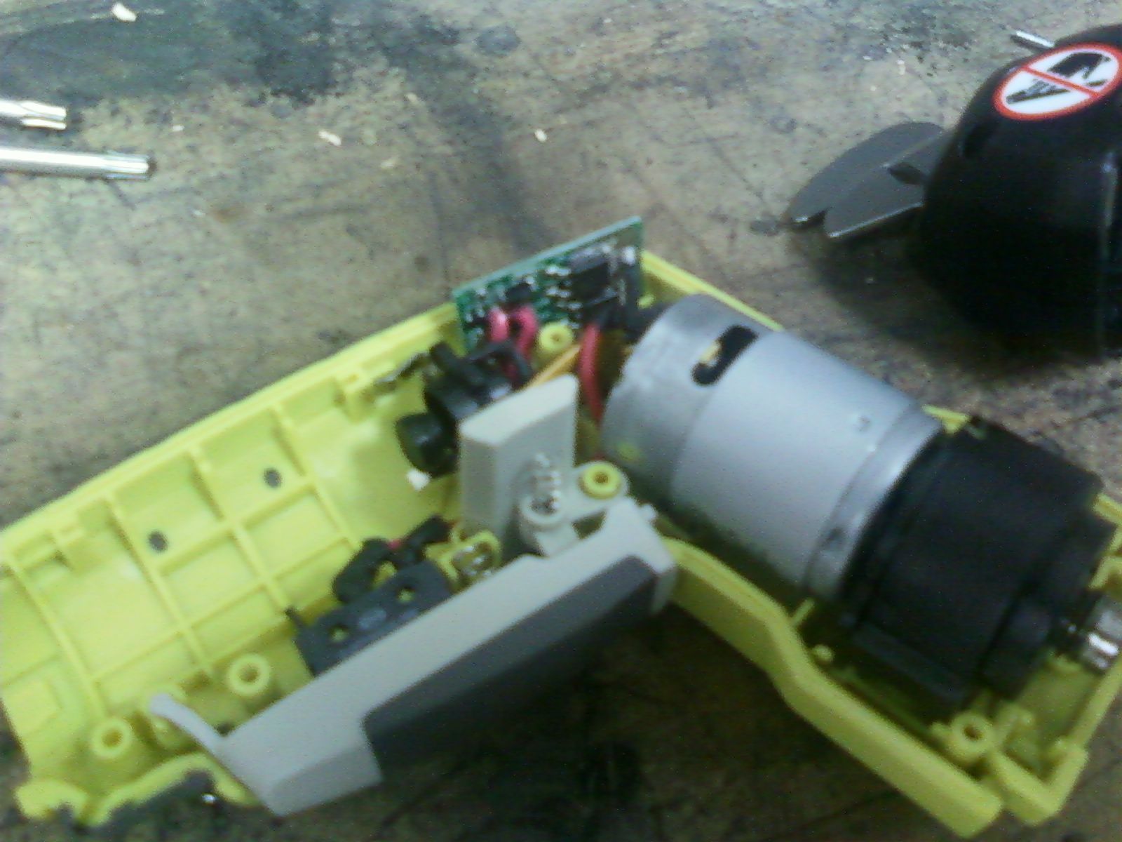 Ryobi 4V Cordless Snips Safety Hack (Defeating the Safety) : 5 Steps ...