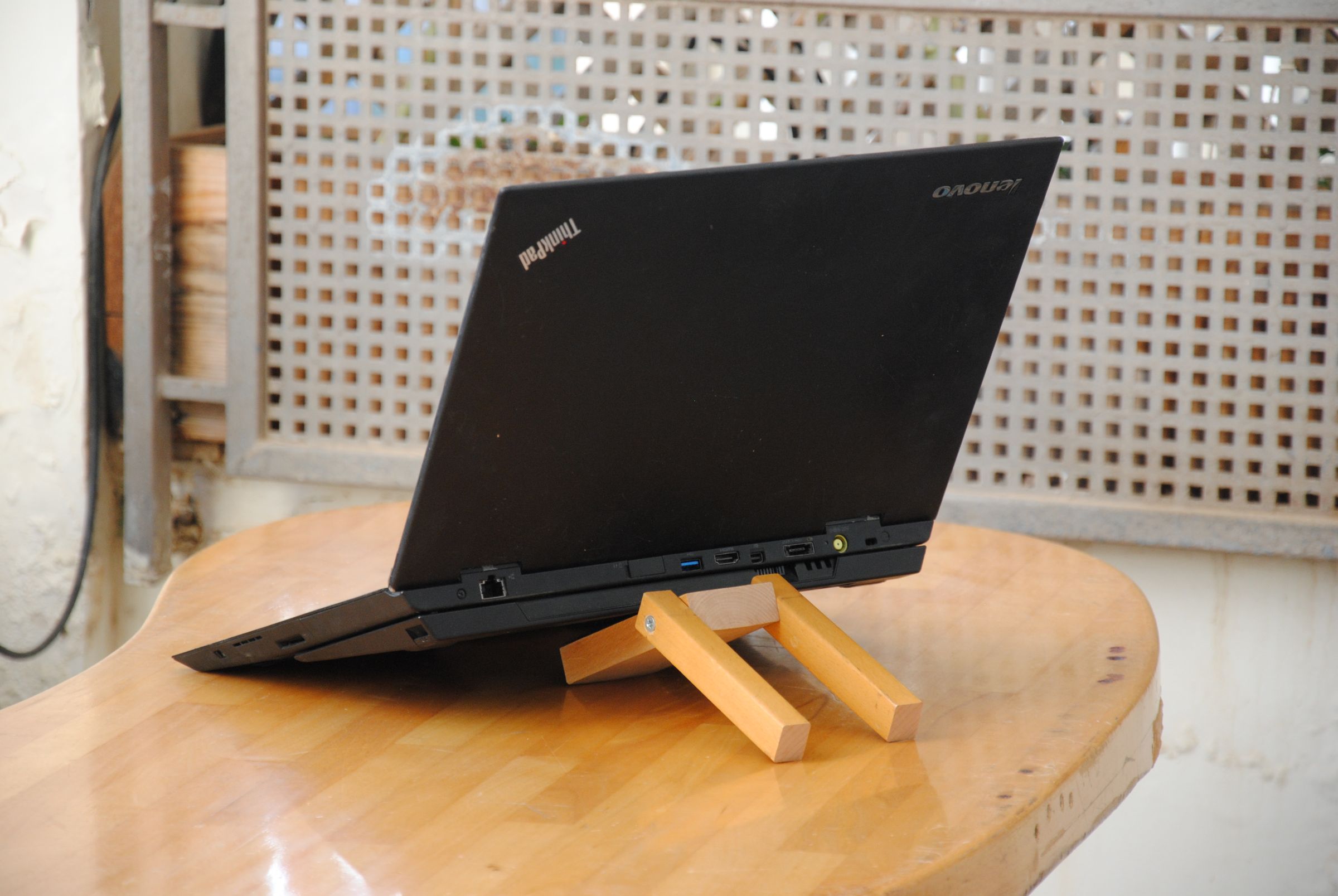 How to Make a Wooden Laptop Stand (Adjustable Angle) : 5 Steps (with ...