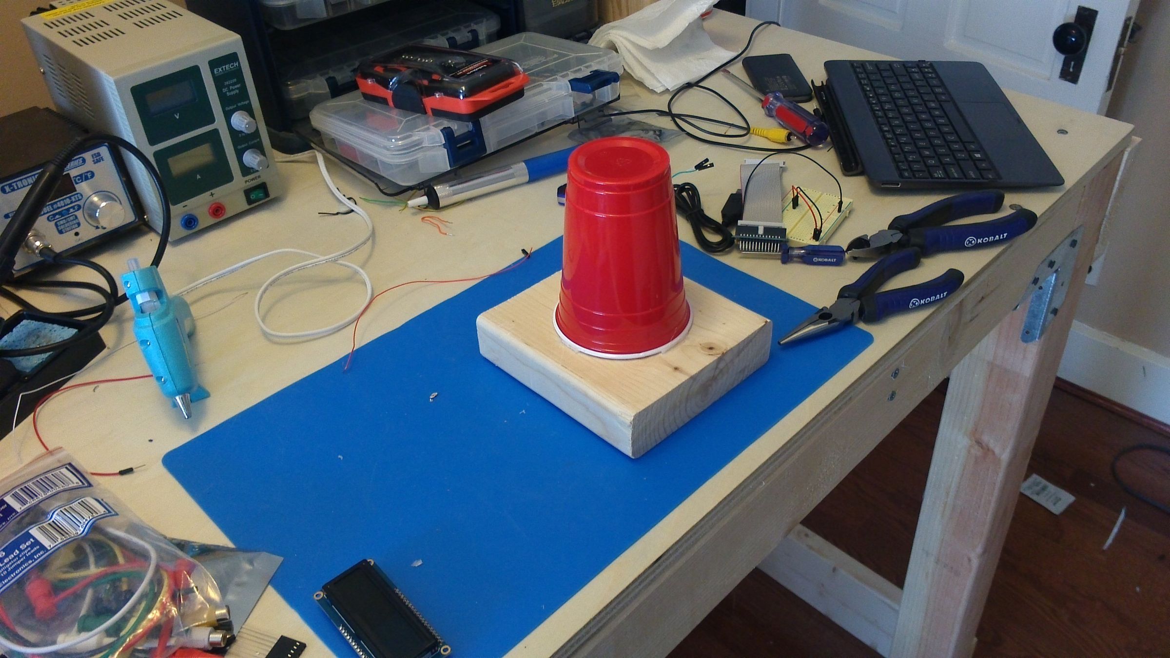 The Down Right Cheap Robot Stand! : 3 Steps - Instructables