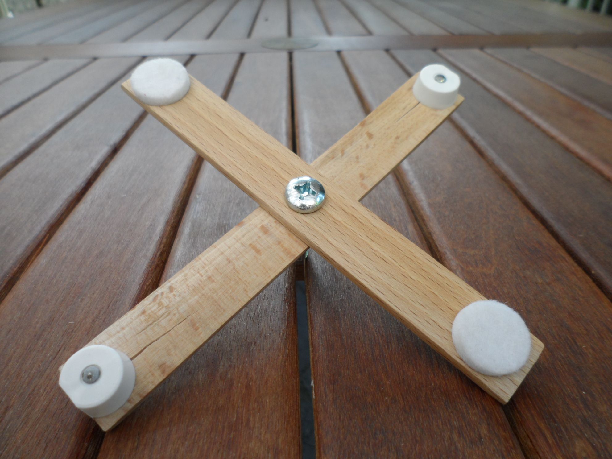 Selfie Stick Hands Free Stand : 4 Steps - Instructables