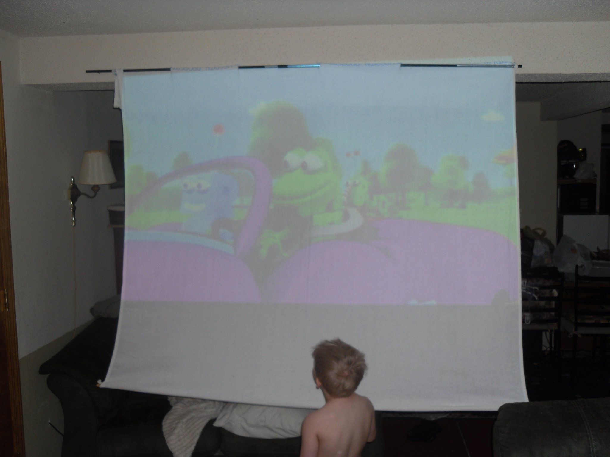 Projector Screen Using Recycled Materials : 8 Steps - Instructables