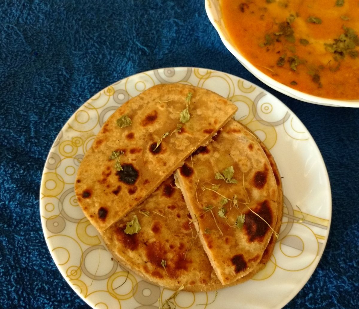 Aloo Paratha (Whole Wheat Flat Bread With Potato Filling) : 6 Steps ...