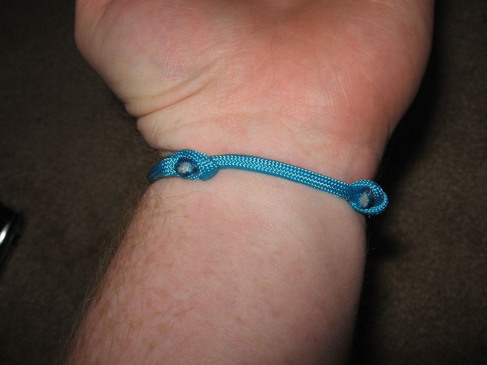 The Easiest Paracord Bracelet You'll Ever Make. : 9 Steps - Instructables