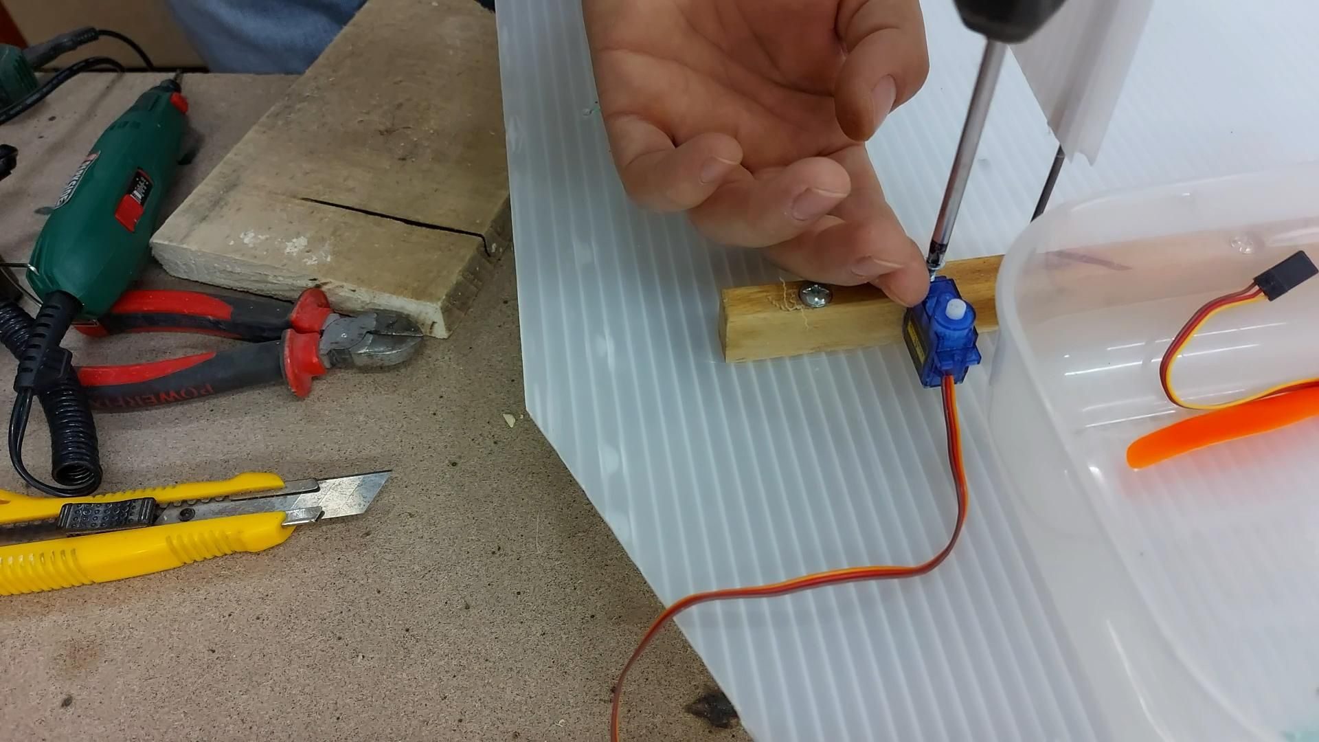 Building an RC Feeder Airboat for Fishing : 11 Steps (with Pictures ...