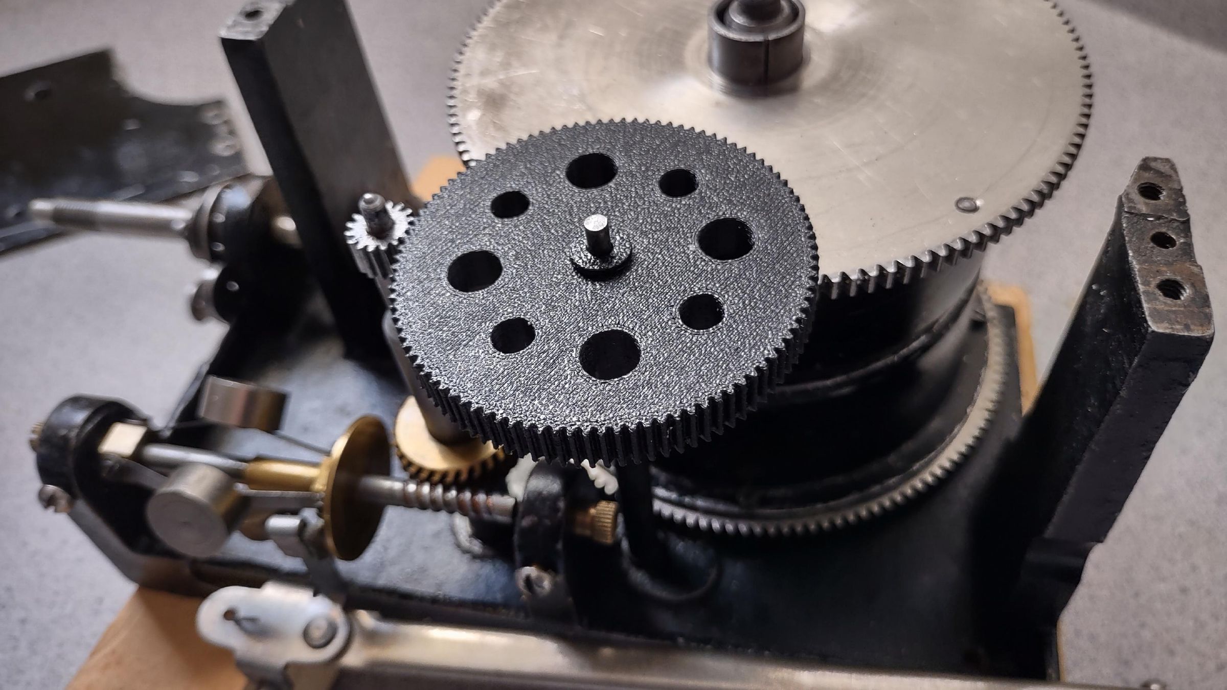 Antique Phonograph Spring Motor Restoration Using 3D Printed Parts : 4 ...
