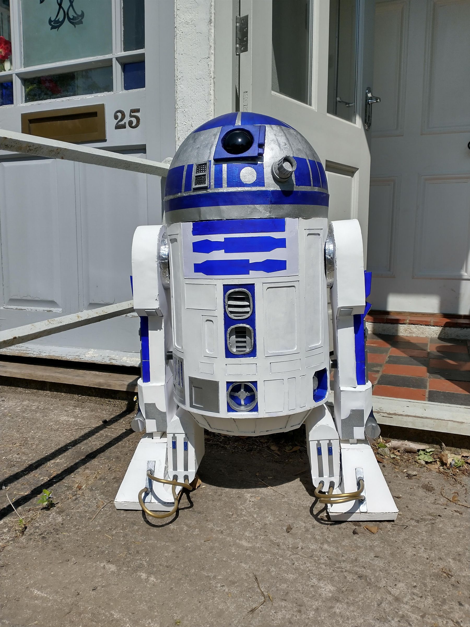 R2-D2 Astromech From Cardboard : 10 Steps (with Pictures) - Instructables