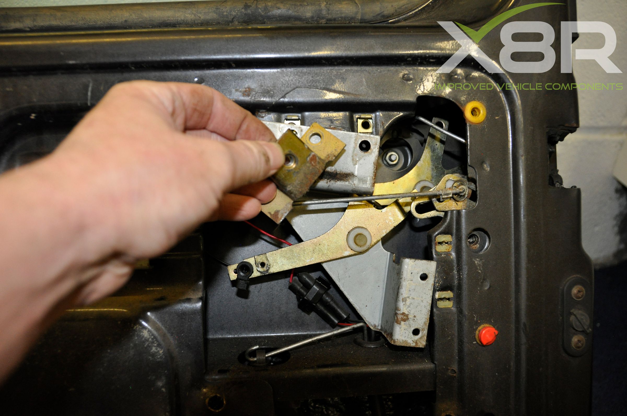 Fitting Our Replacement Door Lock Springs Land Rover Discovery 1 Range ...