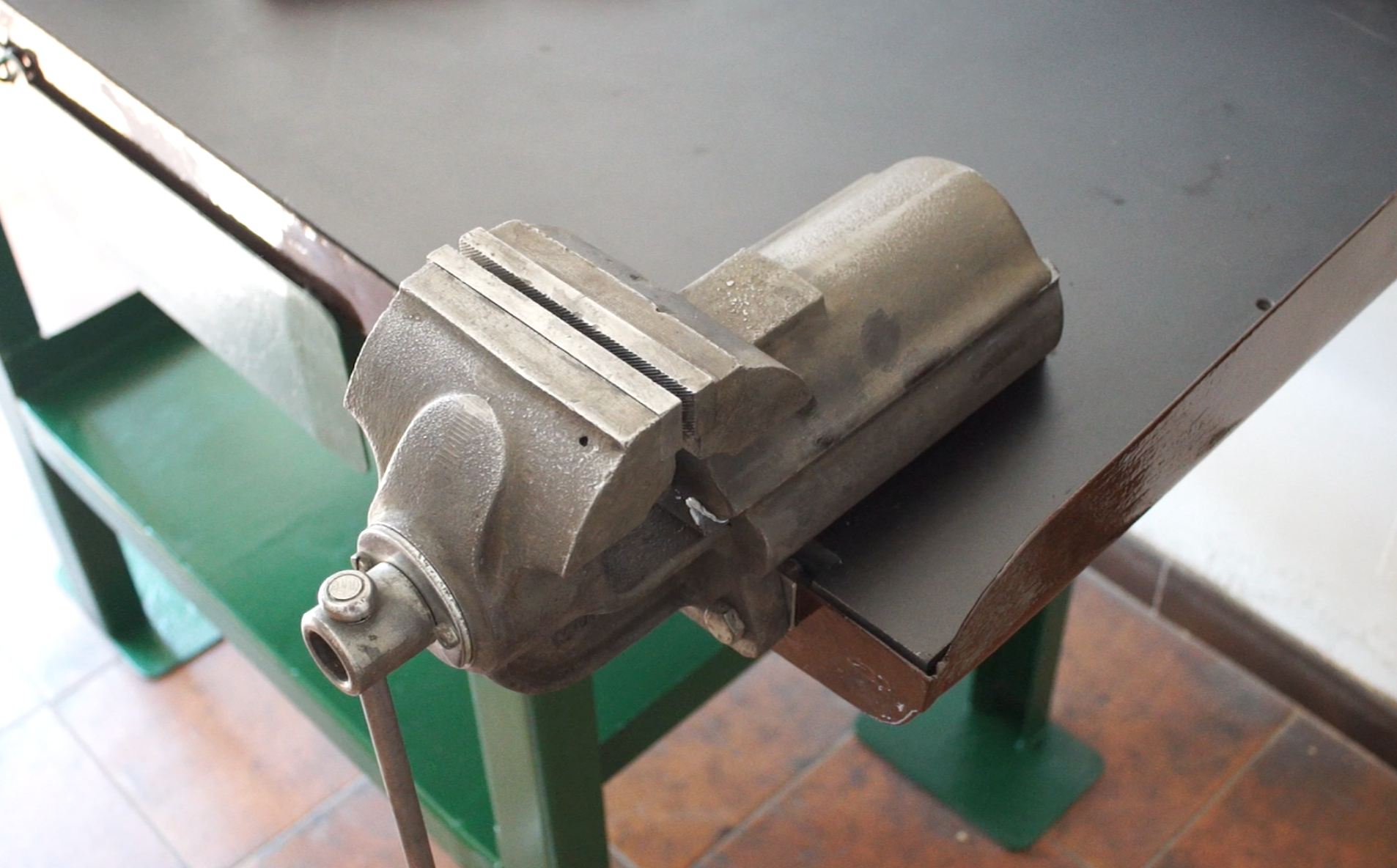 Metal Workbench Restoration : 4 Steps (with Pictures) - Instructables