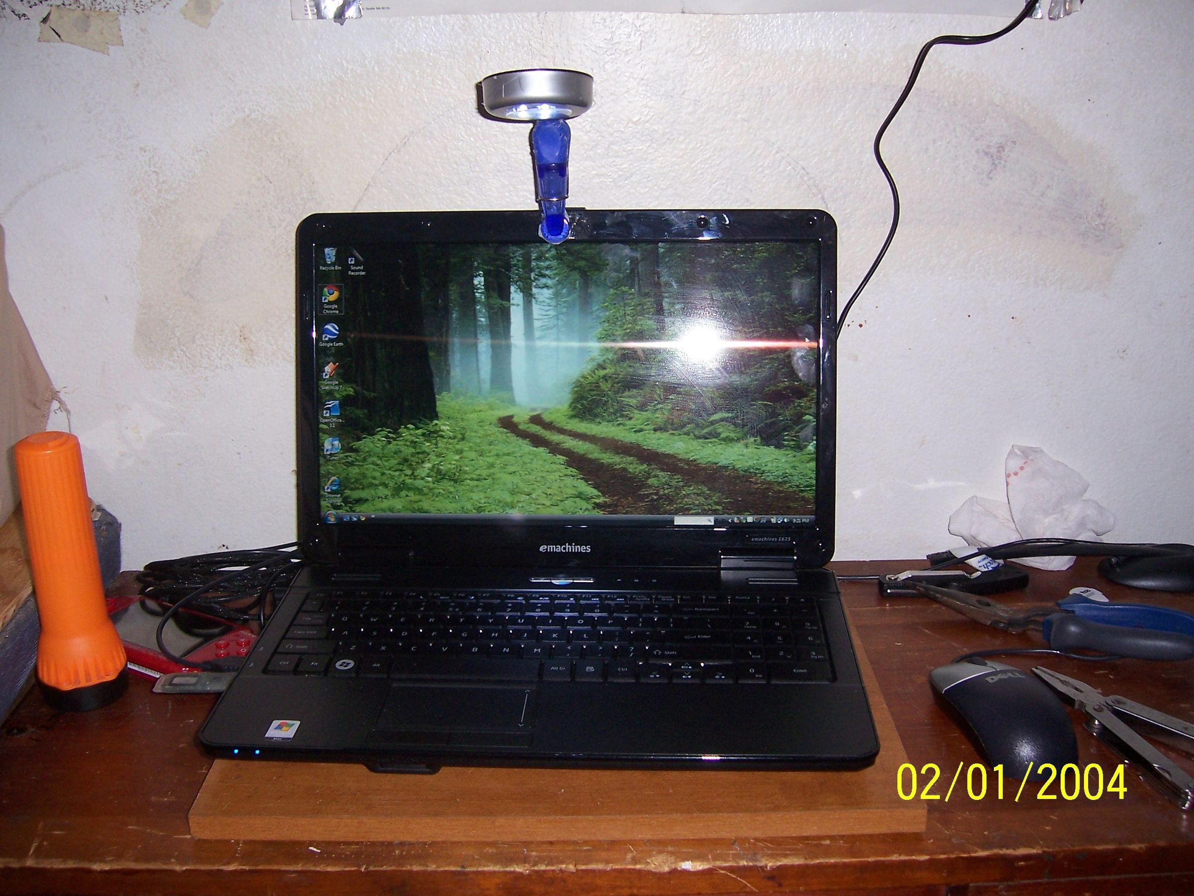 Clip on Desk Lamp!(Attaches to Your Laptop) : 4 Steps - Instructables