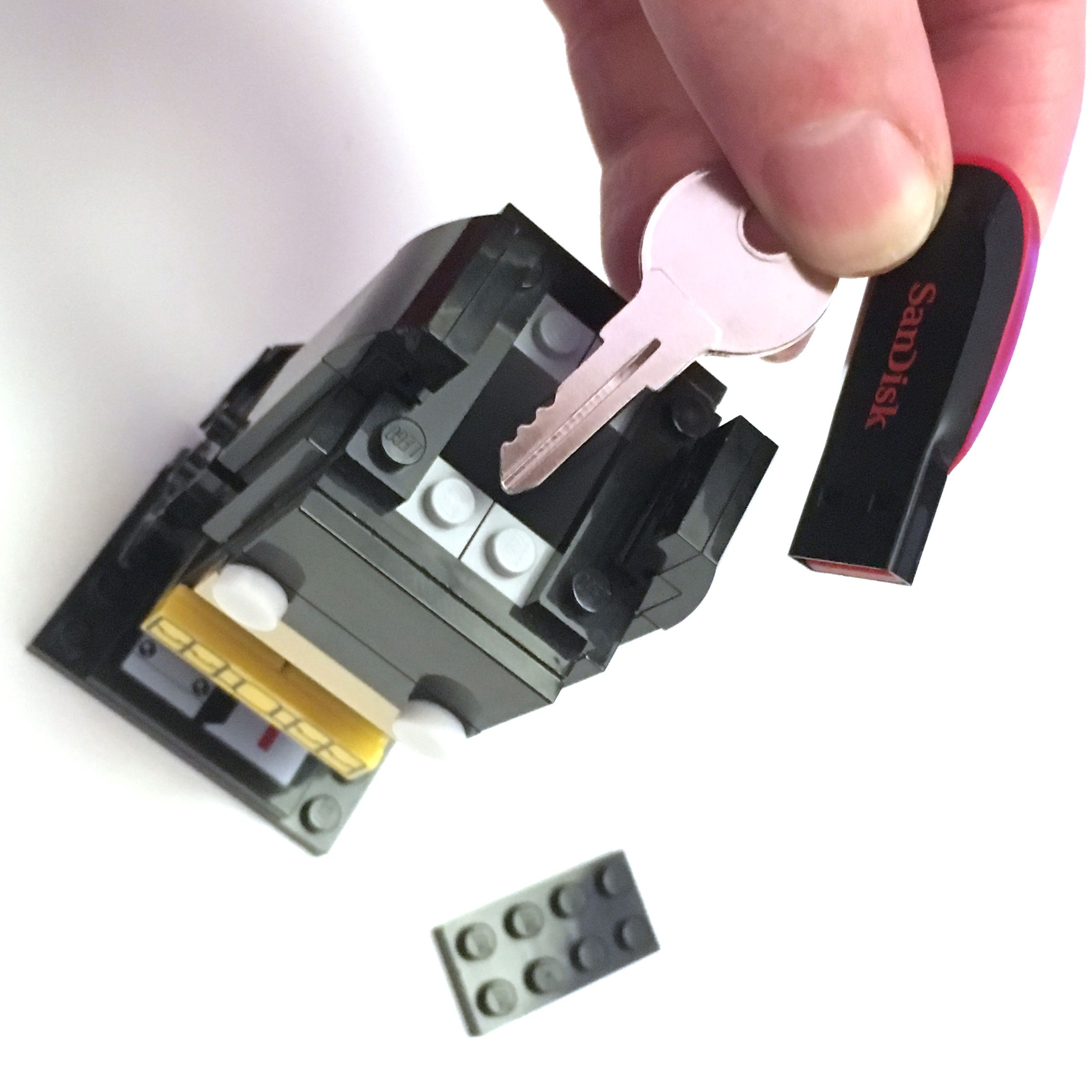 LEGO BRICKHEADZ Secret Stash (for USB, Keys, Etc.) : 8 Steps ...