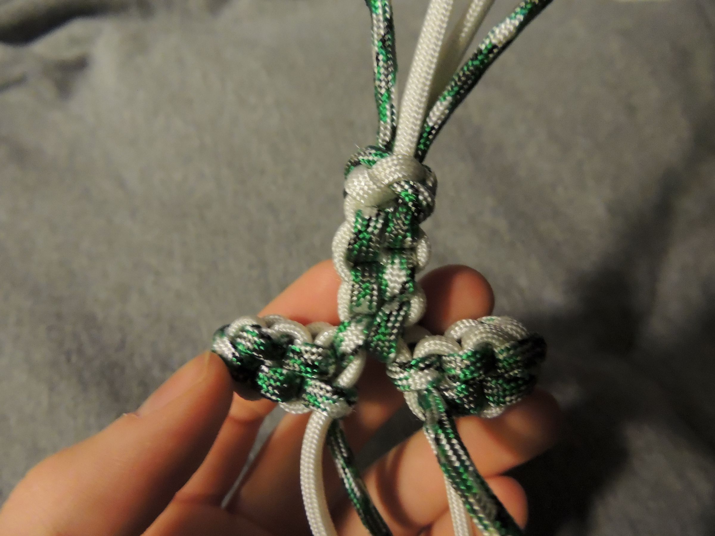 Paracord Cross (Square Braid) : 10 Steps - Instructables