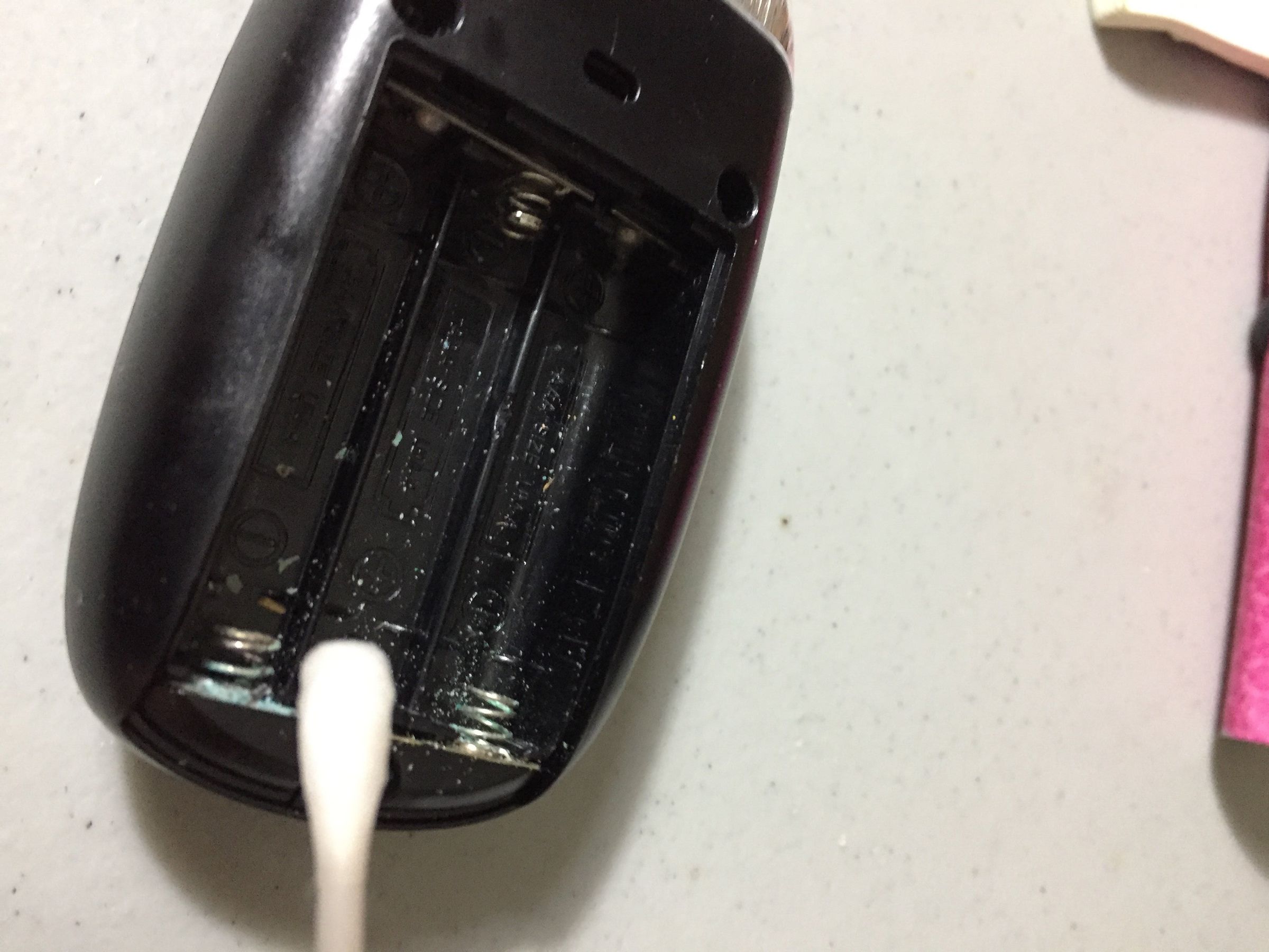 Cleaning Battery Sockets With Vinegar : 4 Steps - Instructables