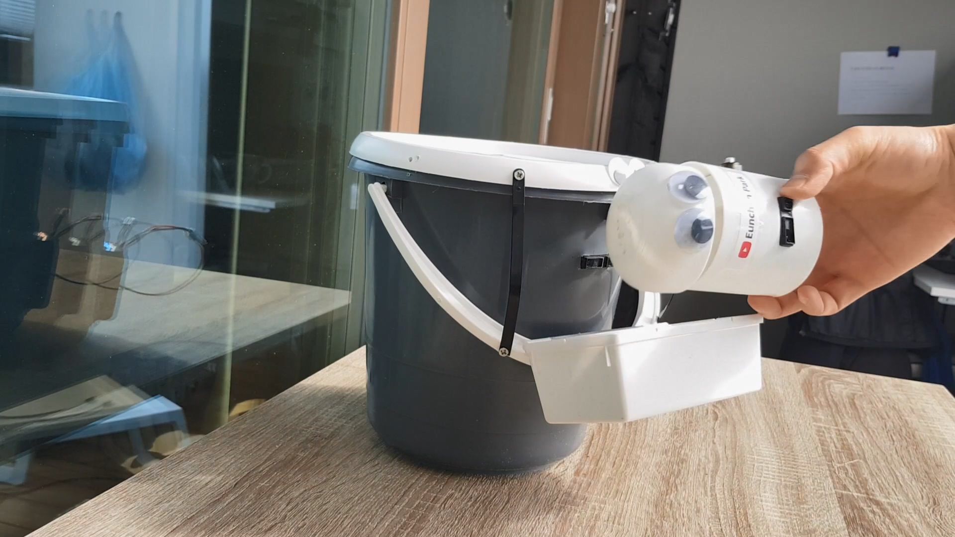 Trash Bin Robot - Giant Hungry Robot : 11 Steps (with Pictures ...