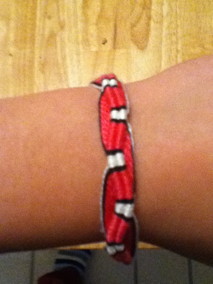Quick and Cool Friendship Bracelet! : 8 Steps - Instructables