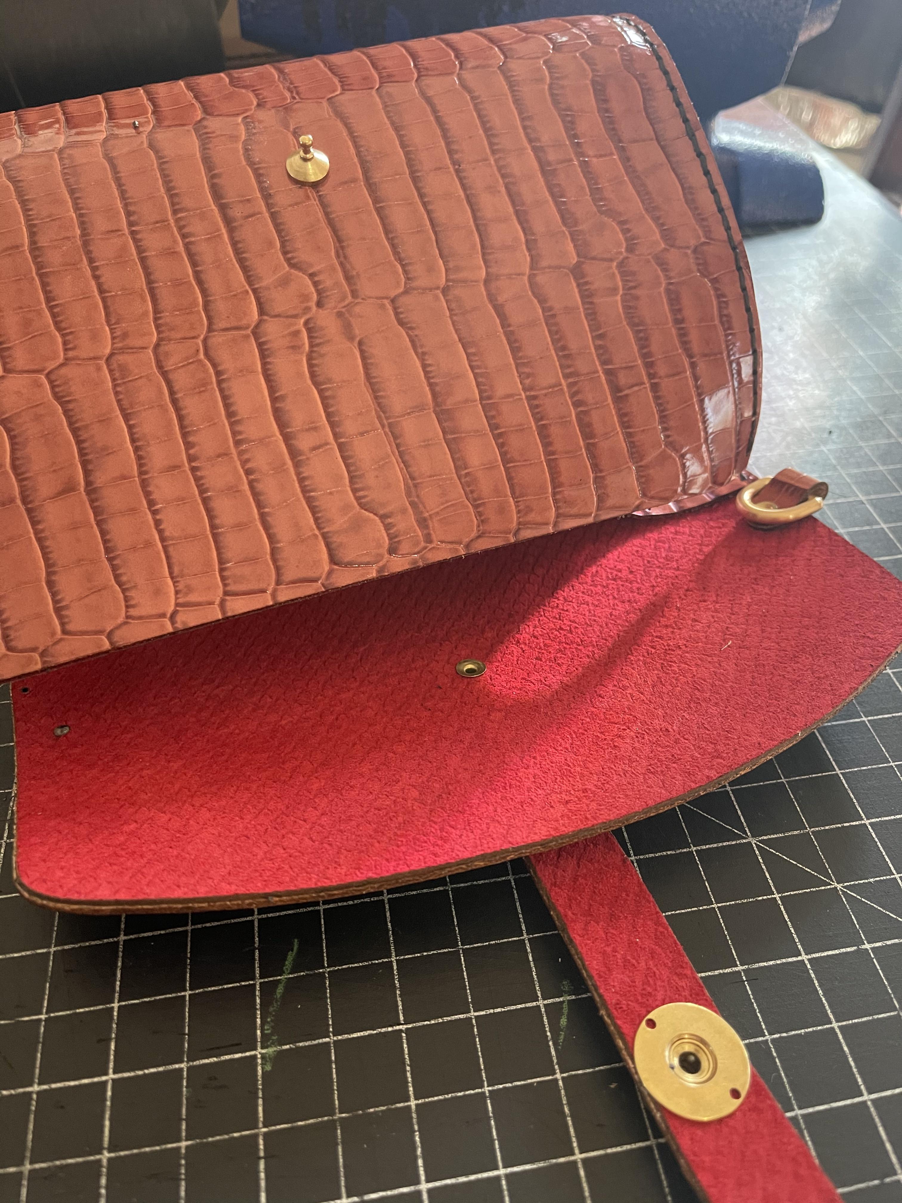 Gator Embossed Leather Purse : 8 Steps (with Pictures) - Instructables