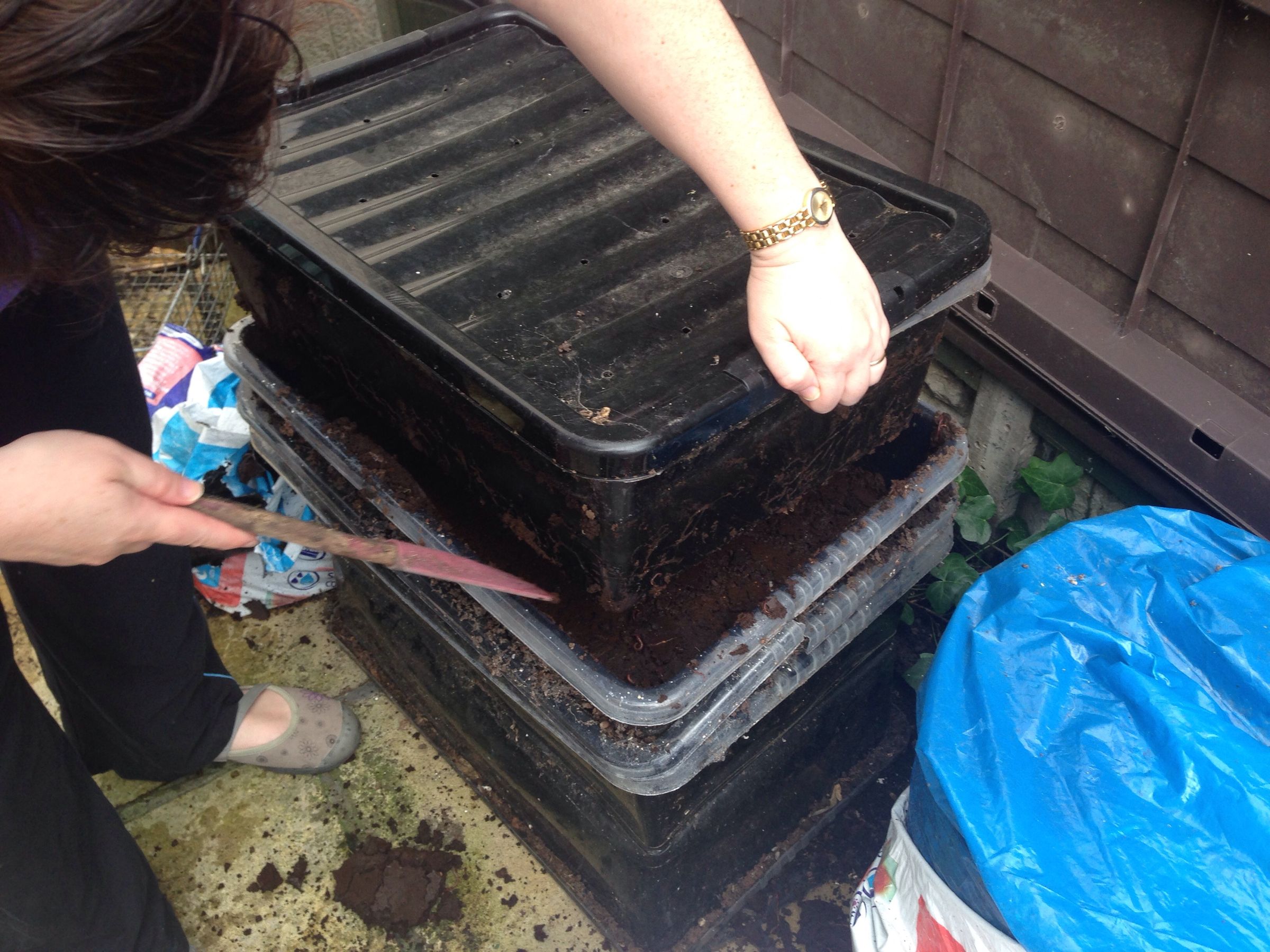 Make or Upgrade a Worm Composter : 4 Steps (with Pictures) - Instructables