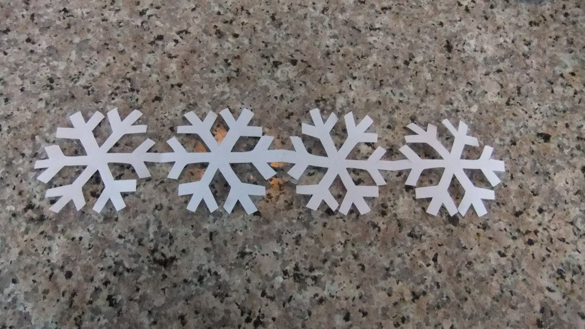 Paper Chain Snowflakes : 4 Steps (with Pictures) - Instructables