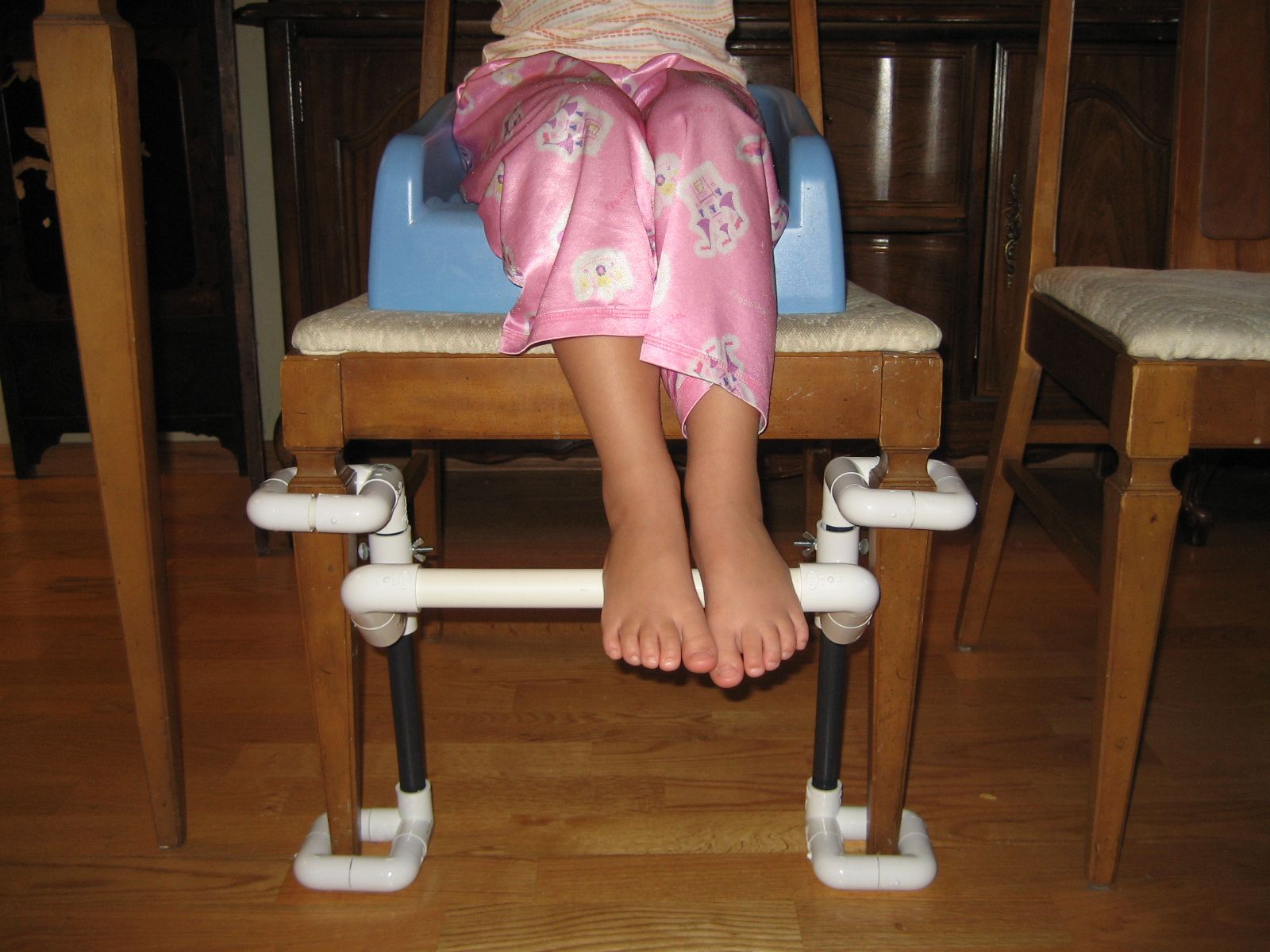 Footrest Helps Kids Sit Comfortably at the Table : 6 Steps (with ...