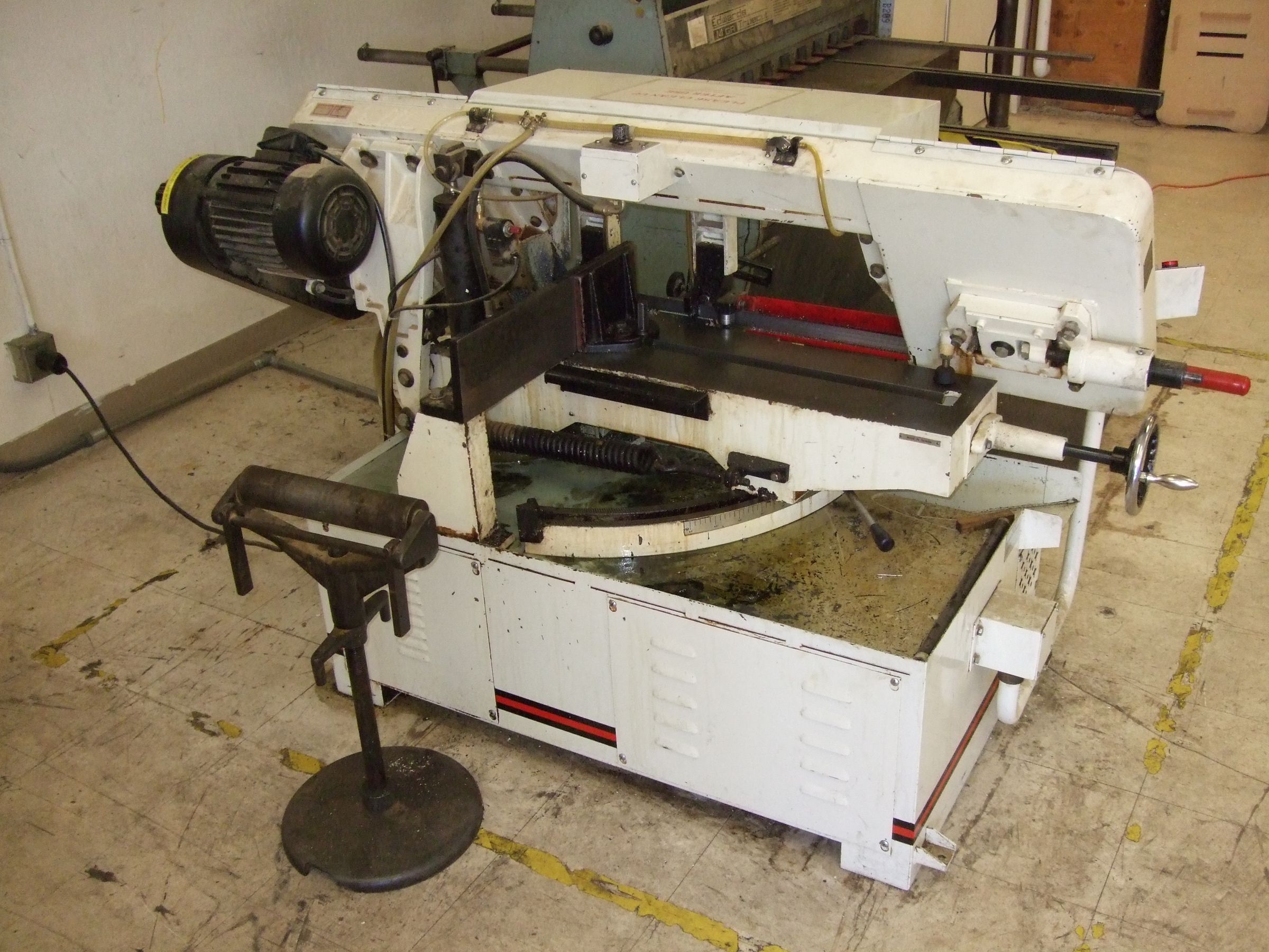 How to Use a Horizontal Bandsaw (With Accuracy and Precision) : 7 Steps ...