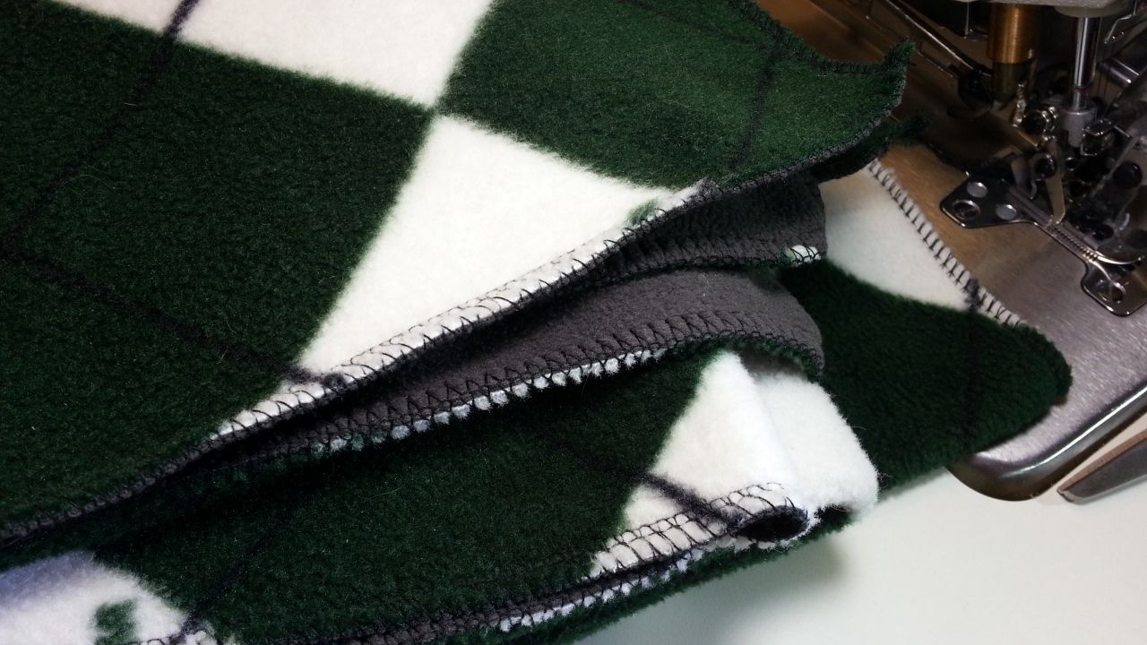 Easy Fleece Blanket With a Serger : 6 Steps - Instructables