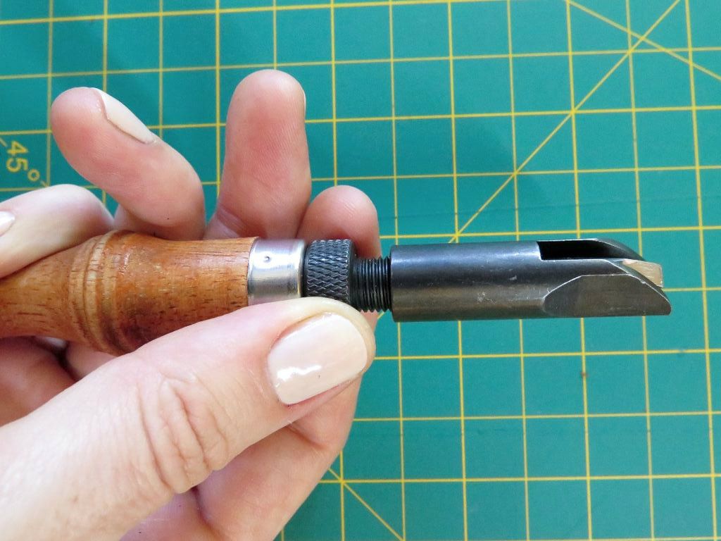 Gouging and Folding Leather : 6 Steps - Instructables