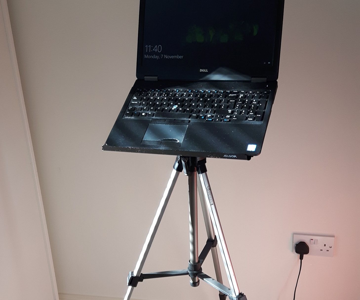 Go Anywhere Laptop Tripod Stand : 4 Steps (with Pictures) - Instructables
