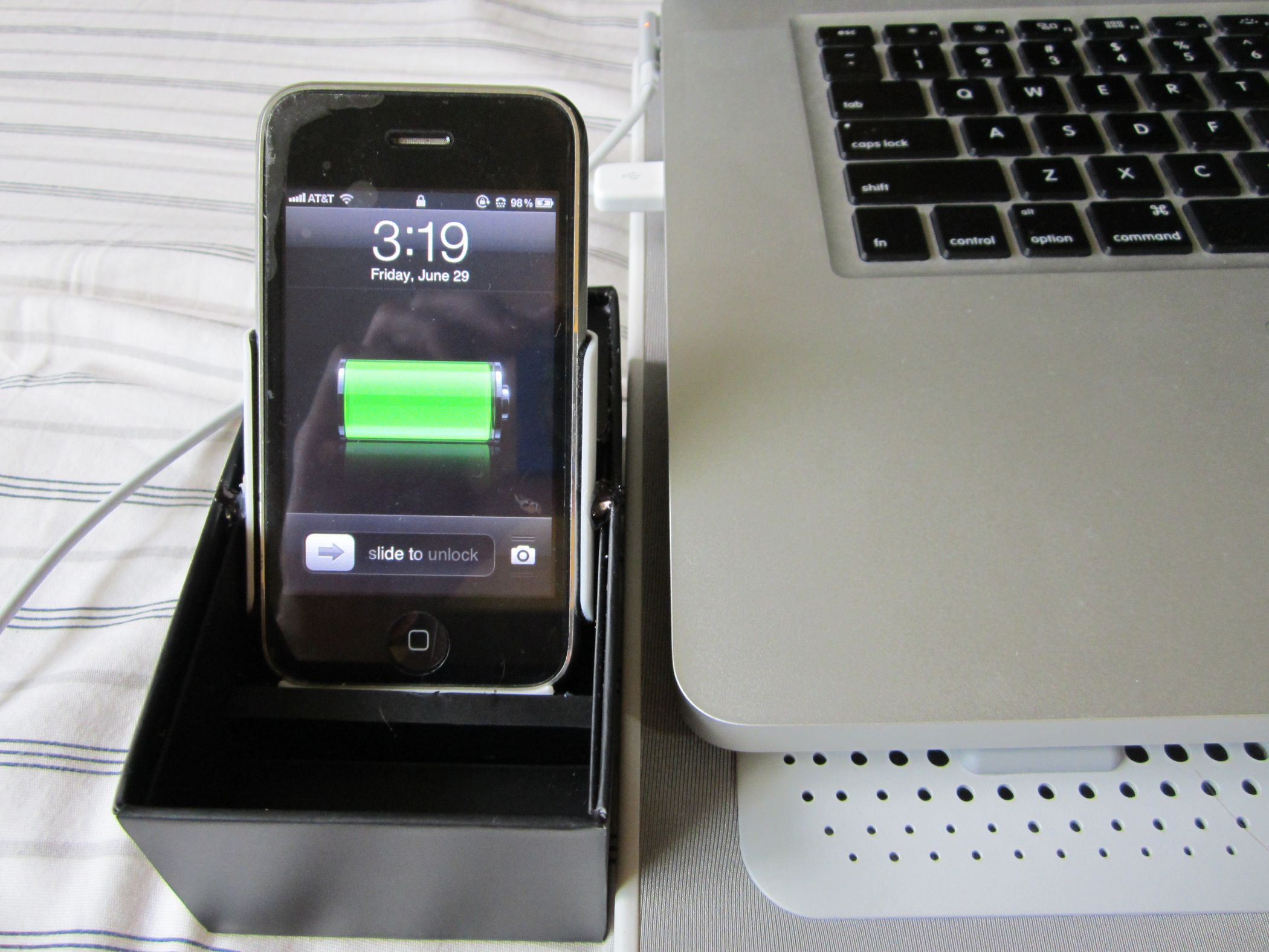 IPhone Docking Station (Simple/Cheap) : 5 Steps - Instructables